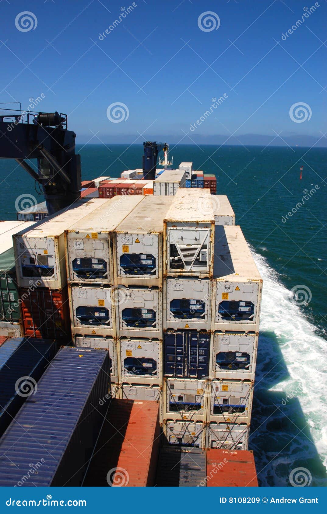 Vrachtschip op zee stock afbeelding. Image of golven, reusachtig - 8108209