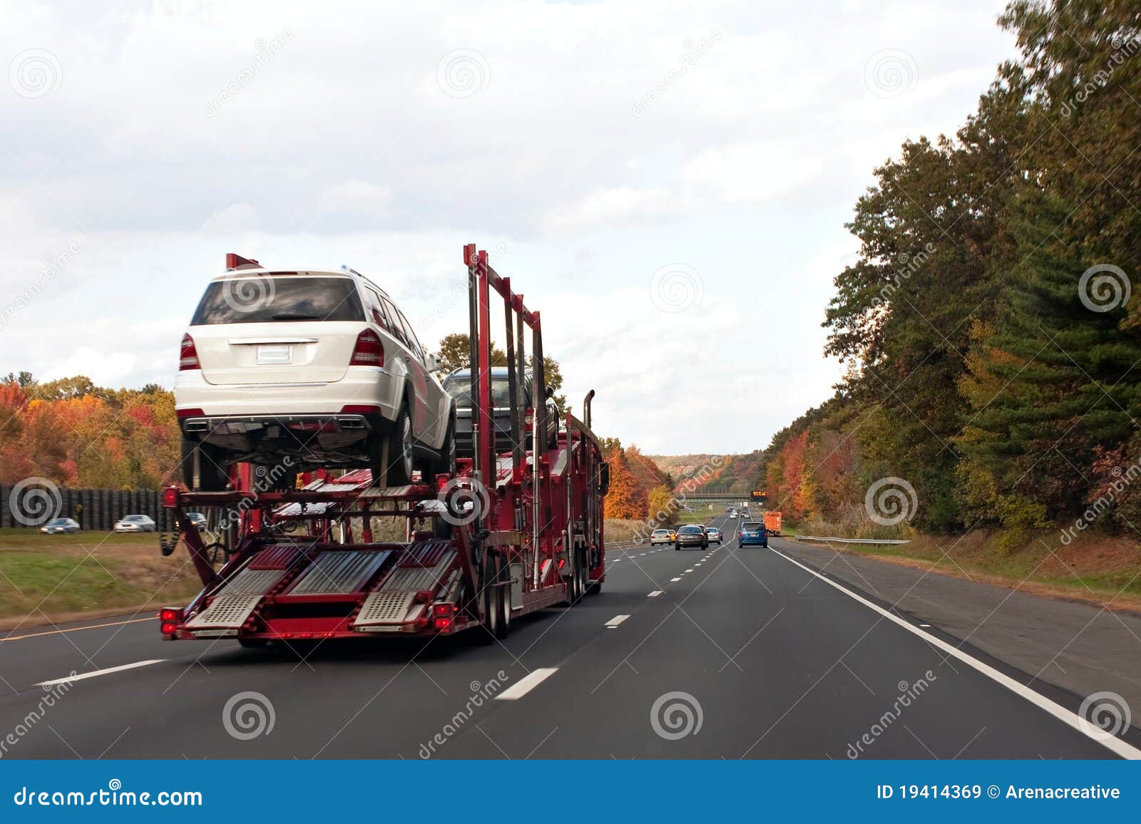 Vrachtwagen Die Auto's Vervoer Stock Afbeelding - Image of aanhangwagen ...