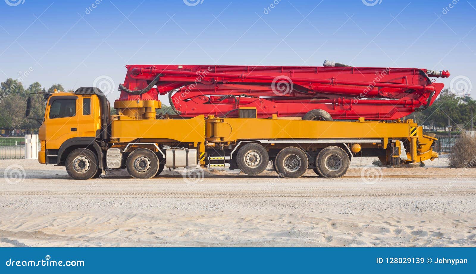 Vrachtwagen of Machine Met Concrete Pomp Voor Bouw Stock Afbeelding ...