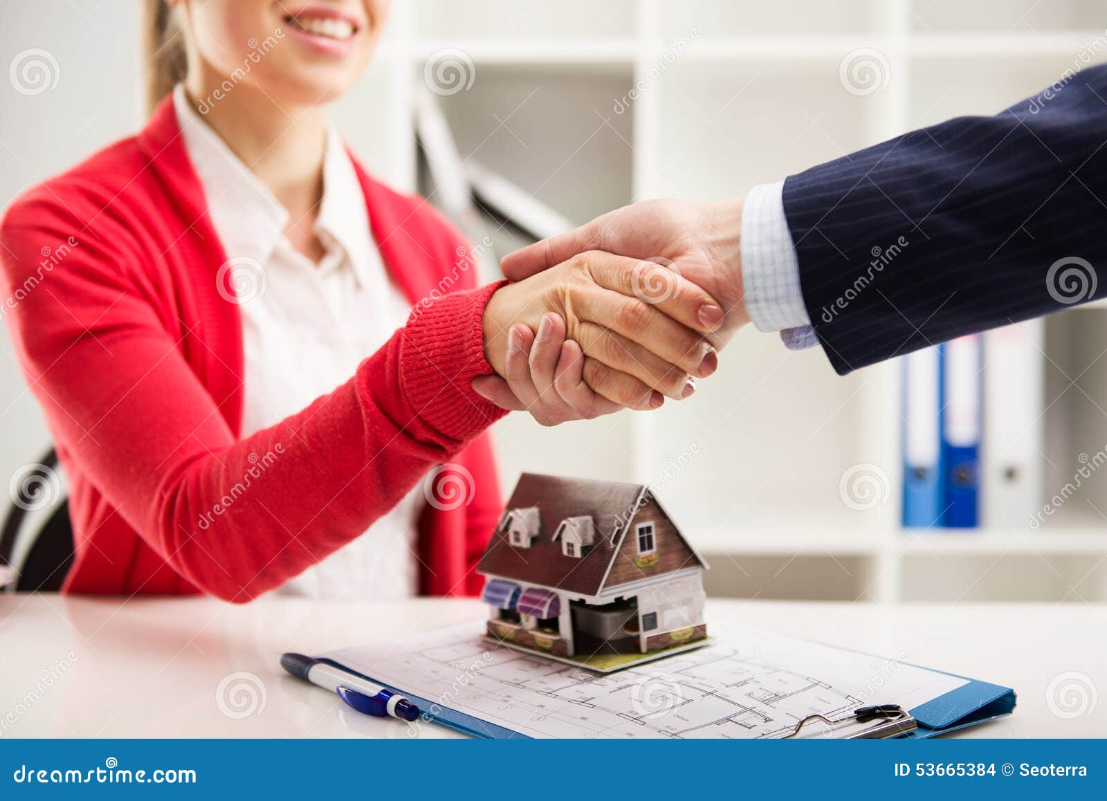 Vraie agence immobilière photo stock. Image du gens, propriété - 53665384