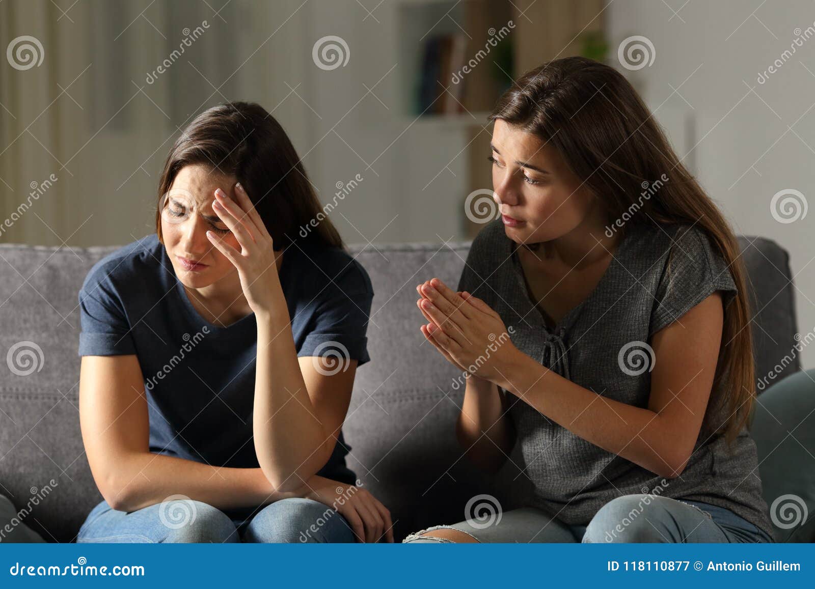 Vriend Het Bedelen Vergeeft Thuis in De Nacht Stock Afbeelding - Image ...