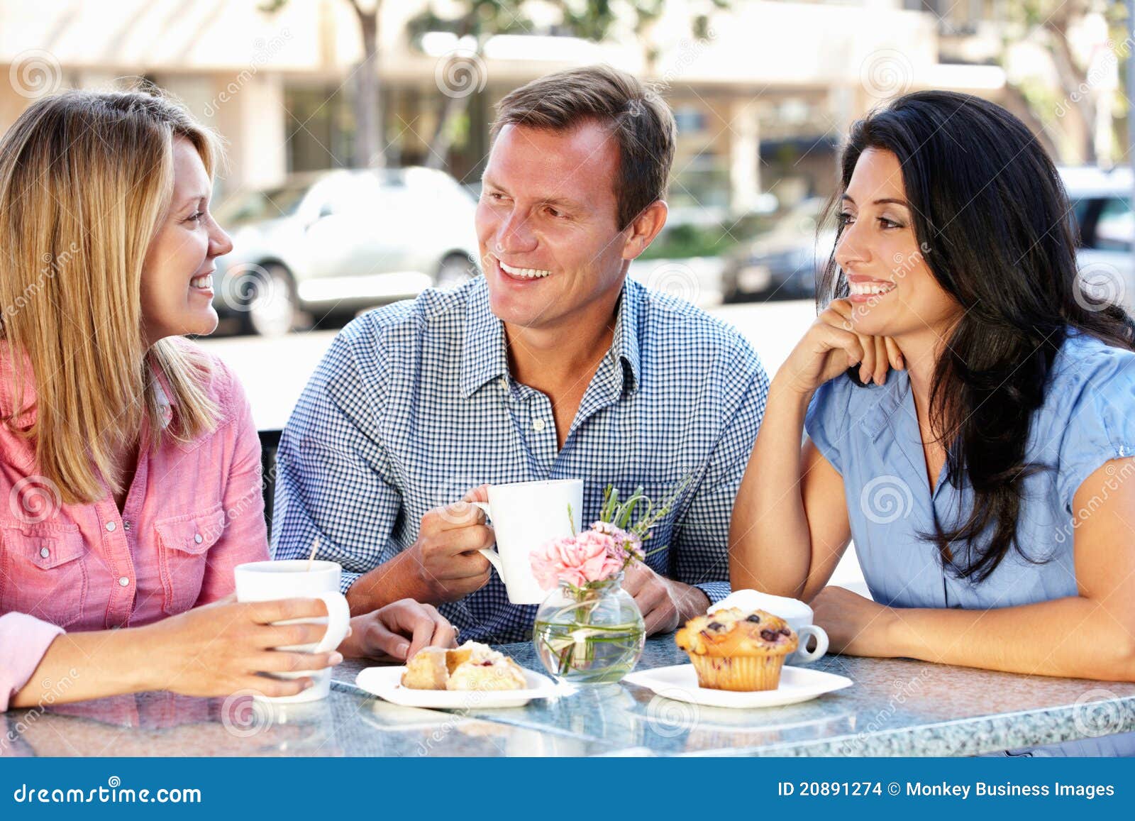Vrienden Die Buiten Koffie Babbelen Stock Foto - Image of gebak ...