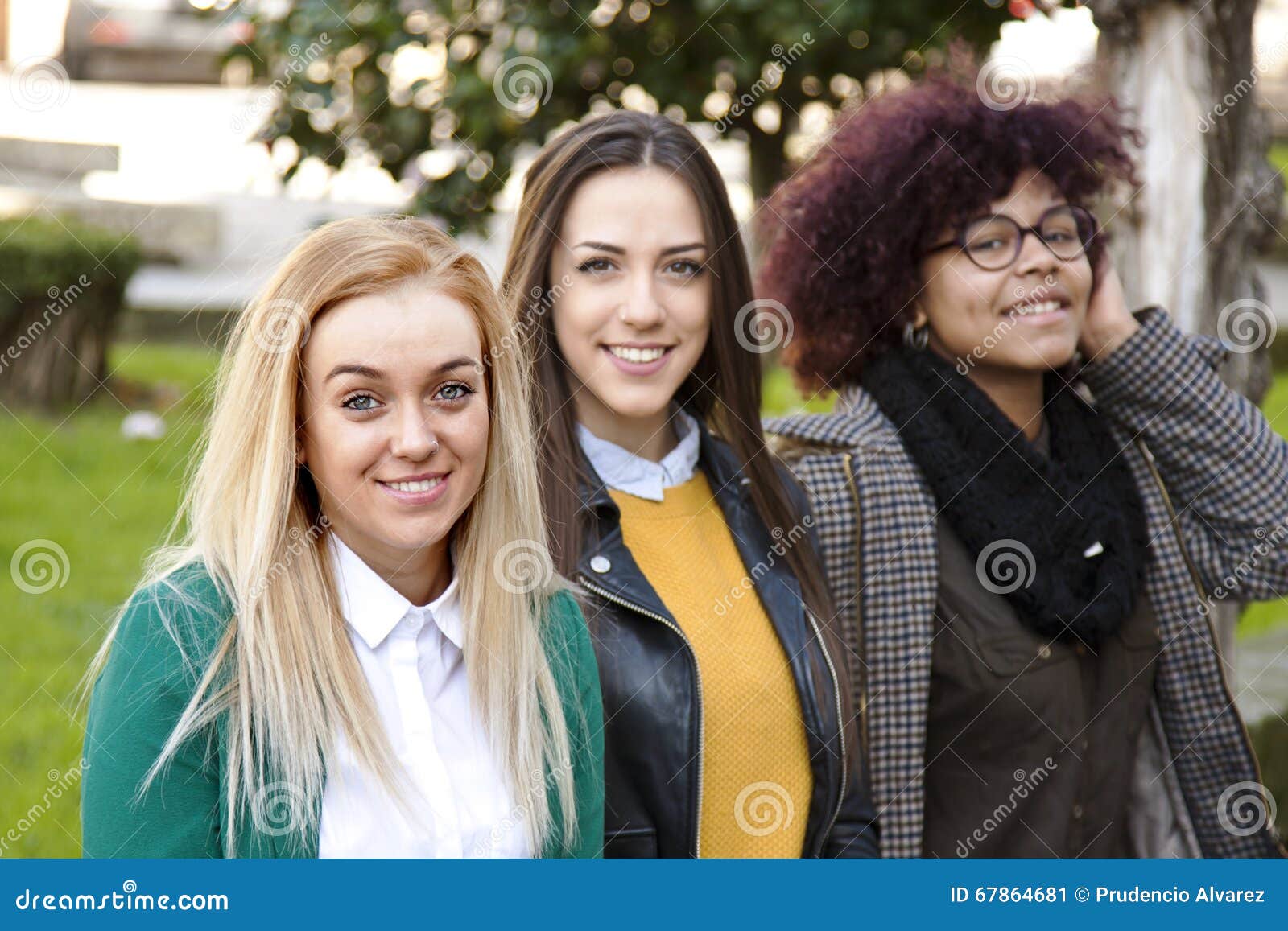 Vriendengroep meisjes stock afbeelding. Image of krullen - 67864681