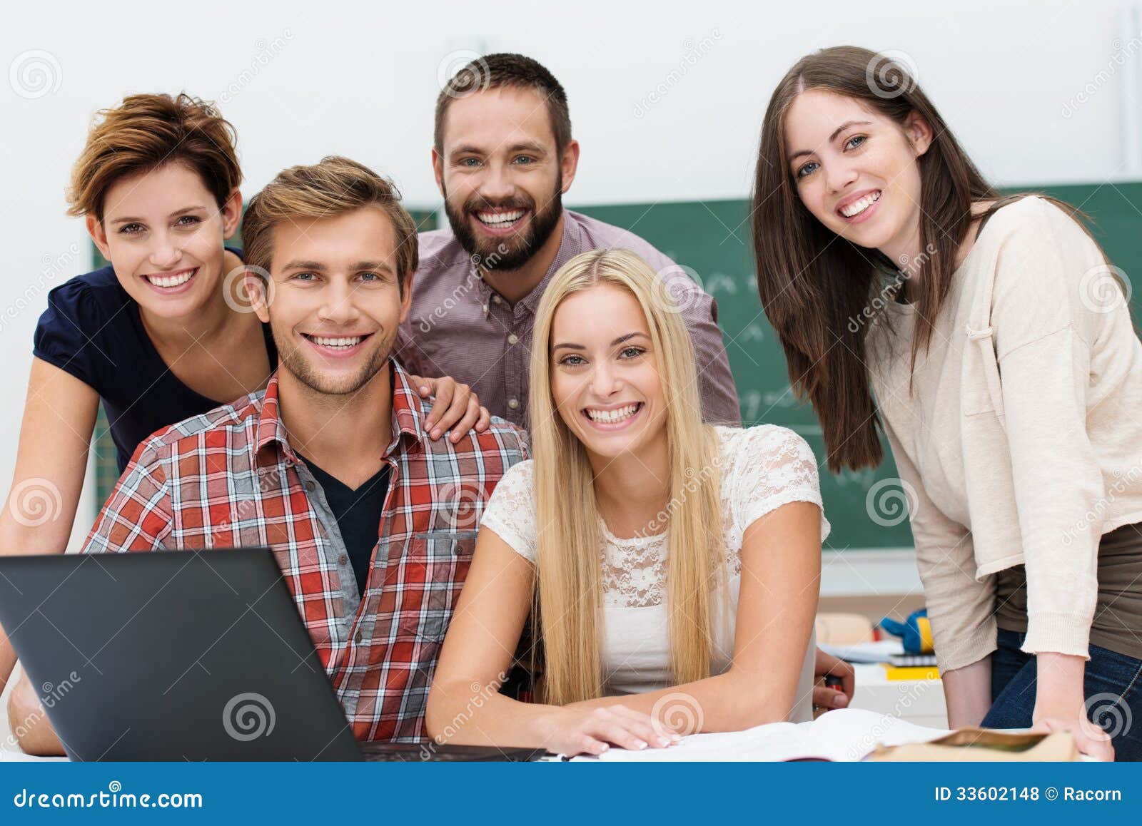 Vriendschappelijke Glimlachende Groep Studenten Stock Foto - Image of ...