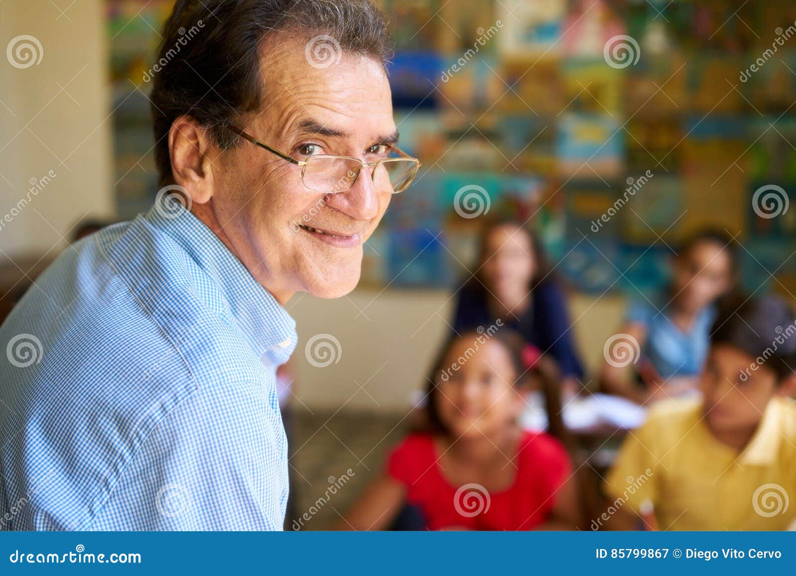 Vriendschappelijke Leraar in Class Happy Professor Smiling at Camera ...