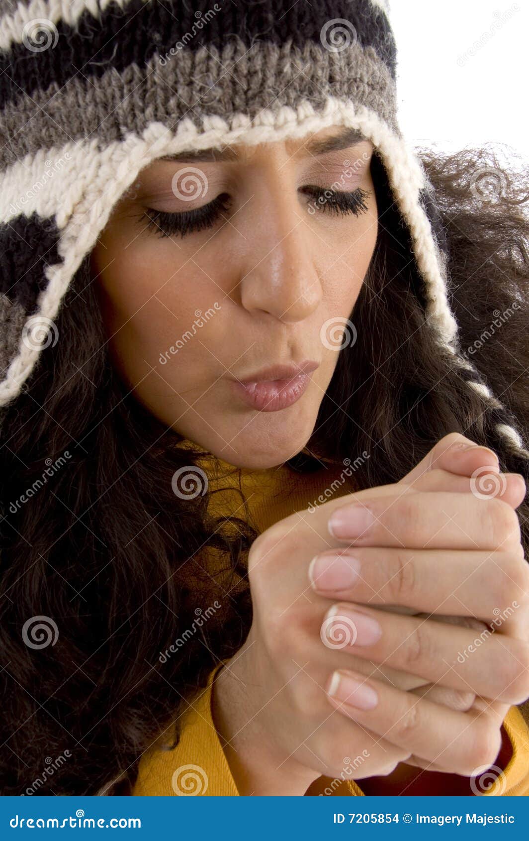 Vrij Jong Model Dat Van Koude Rilt Stock Foto - Image of verticaal ...