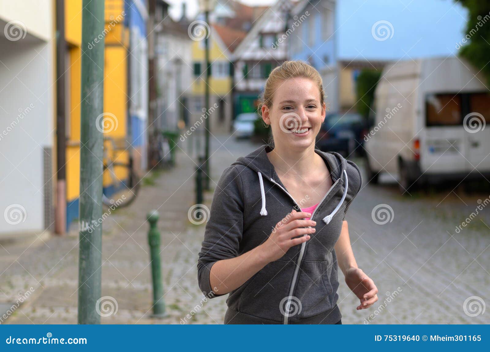 Vrij Jonge Vrouw Die in Straat Lopen Stock Foto - Image of stedelijk ...