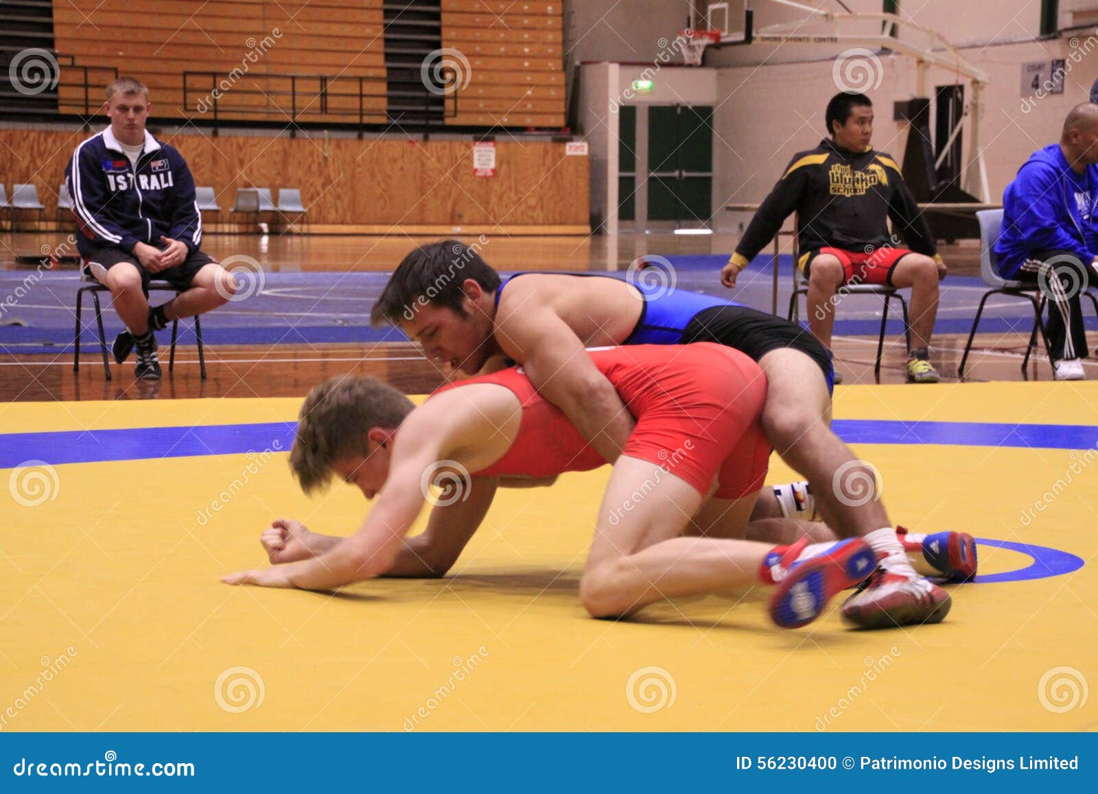 Vrij Slag Het Worstelen Uitdaging Redactionele Afbeelding - Image of ...