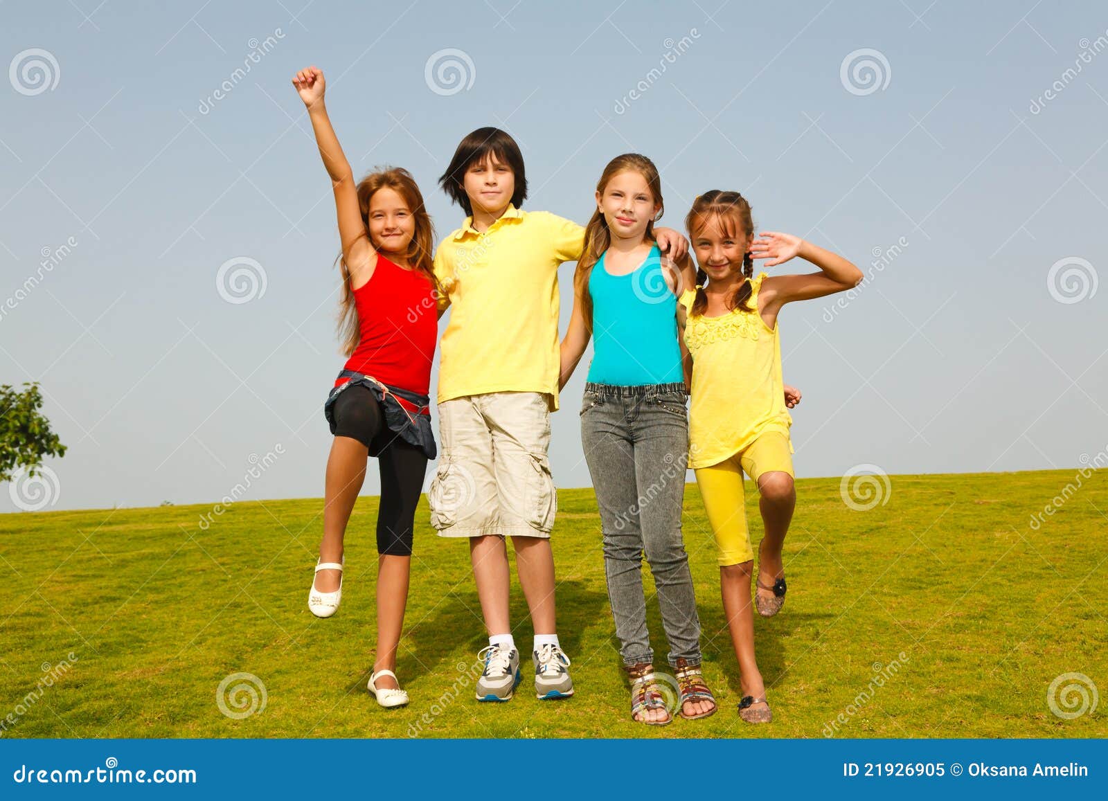 Vrolijke groep kinderen stock afbeelding. Image of binnenlands - 21926905