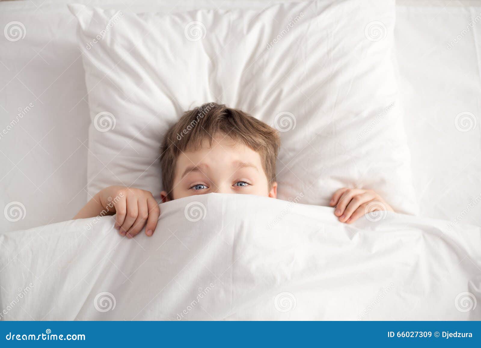 Vrolijke Jongen in Wit Bed Onder Witte Deken Stock Afbeelding - Image ...