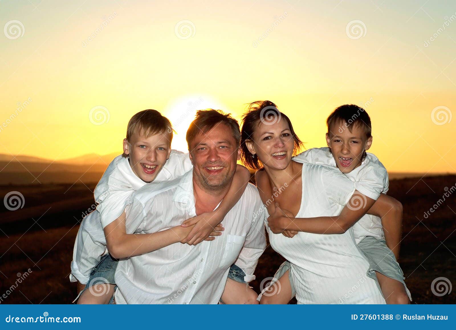 Vrolijke mensen samen stock foto. Image of vriendschappelijk - 27601388