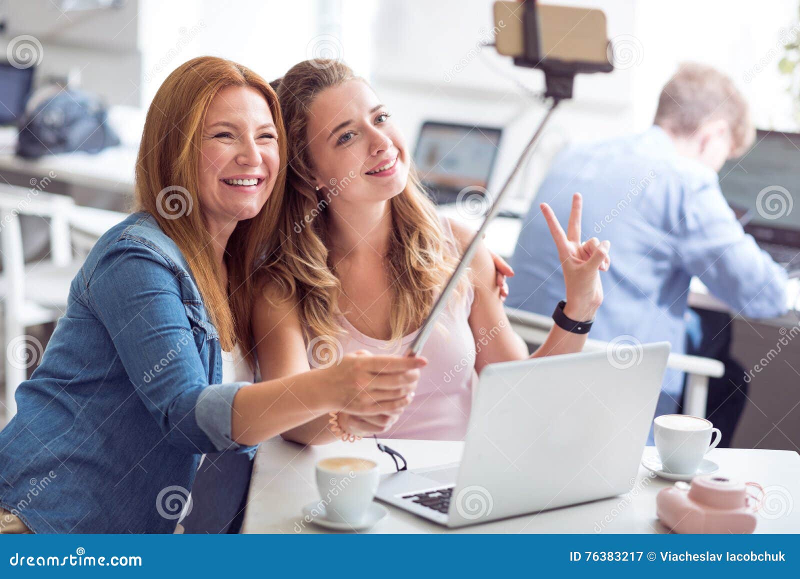 Vrolijke Moeder En Dochter Die Selfies Maken Stock Afbeelding Image
