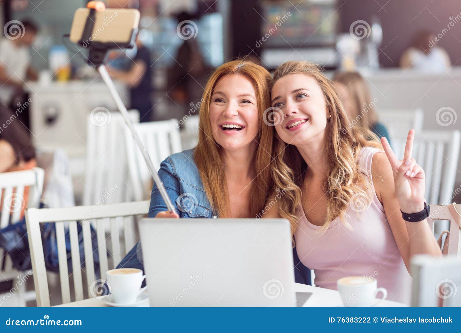 Vrolijke Moeder En Dochter Die Selfies Maken Stock Foto Image Of