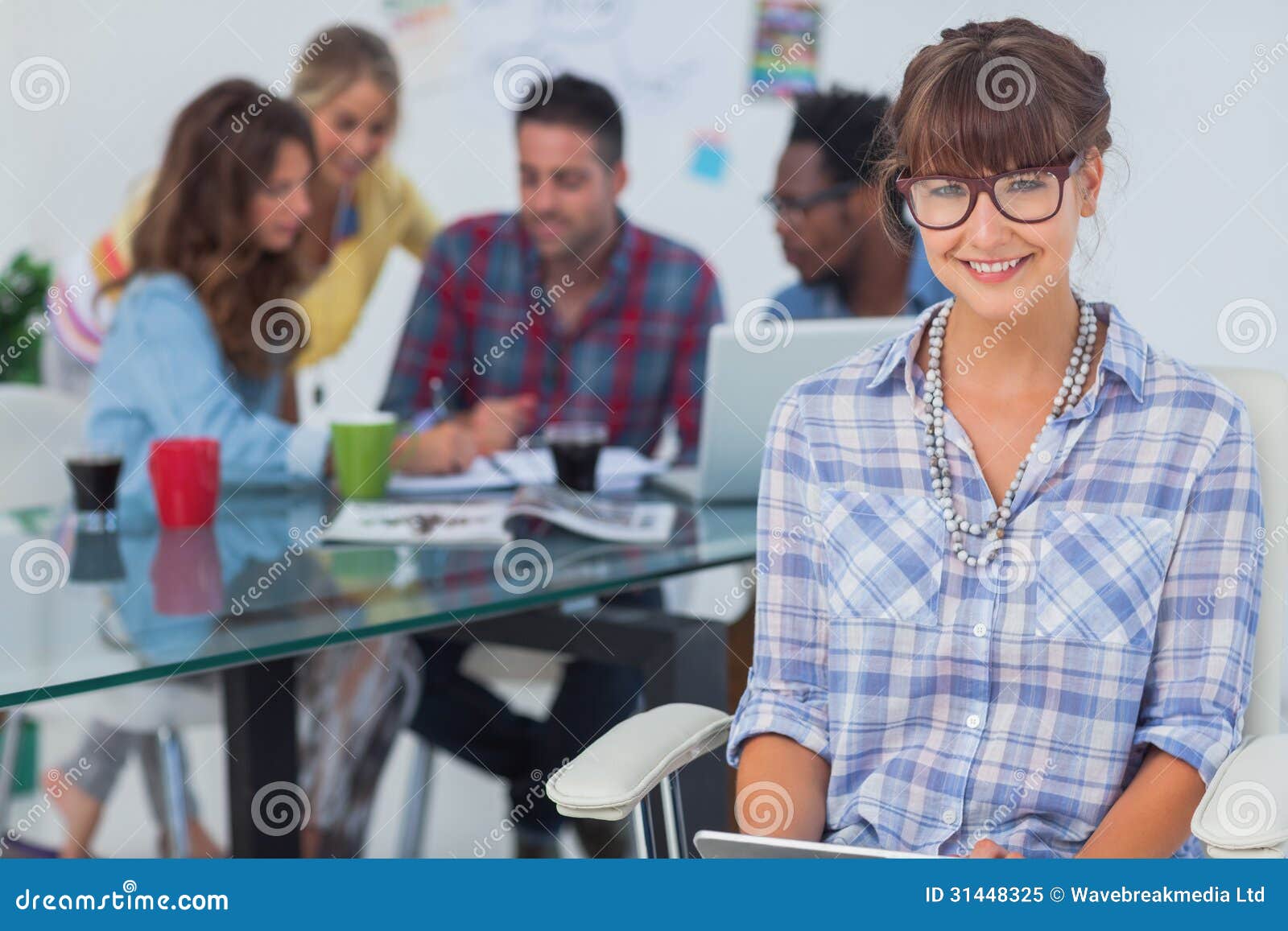 Vrolijke Ontwerper Die Een Tabletpc Houden Stock Afbeelding - Image of ...