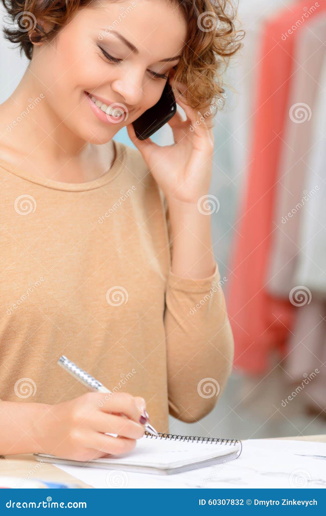 Vrolijke Ontwerper Die Nota's Maken Stock Foto - Image of toevallig ...