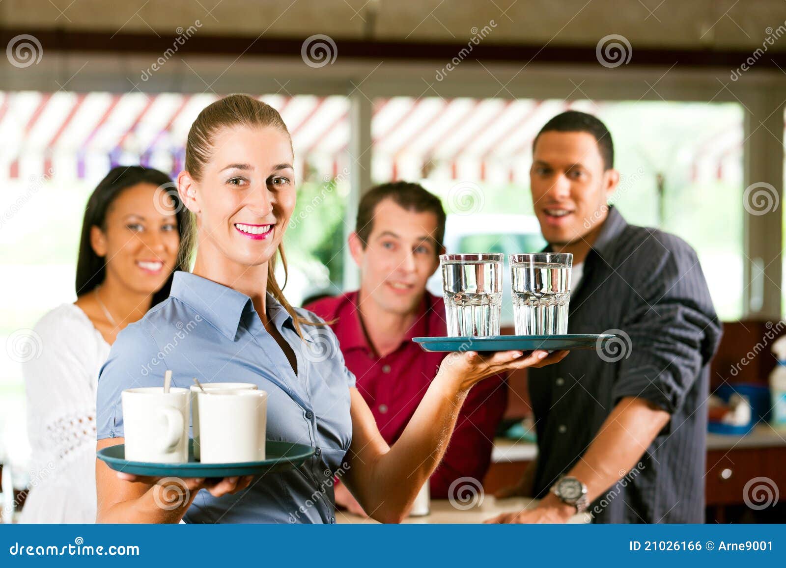Vrouw Als Serveerster in Een Staaf of Een Restaurant Stock Foto - Image ...