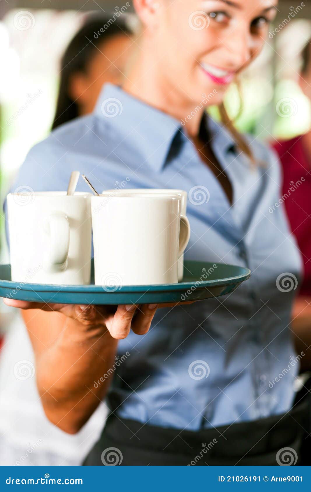 Vrouw Als Serveerster in Een Staaf of Een Restaurant Stock Afbeelding ...