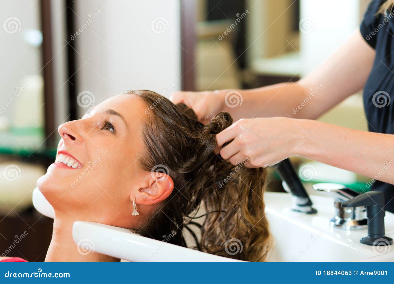 Vrouw bij de kapper stock afbeelding. Image of twee, spoelen - 18844063