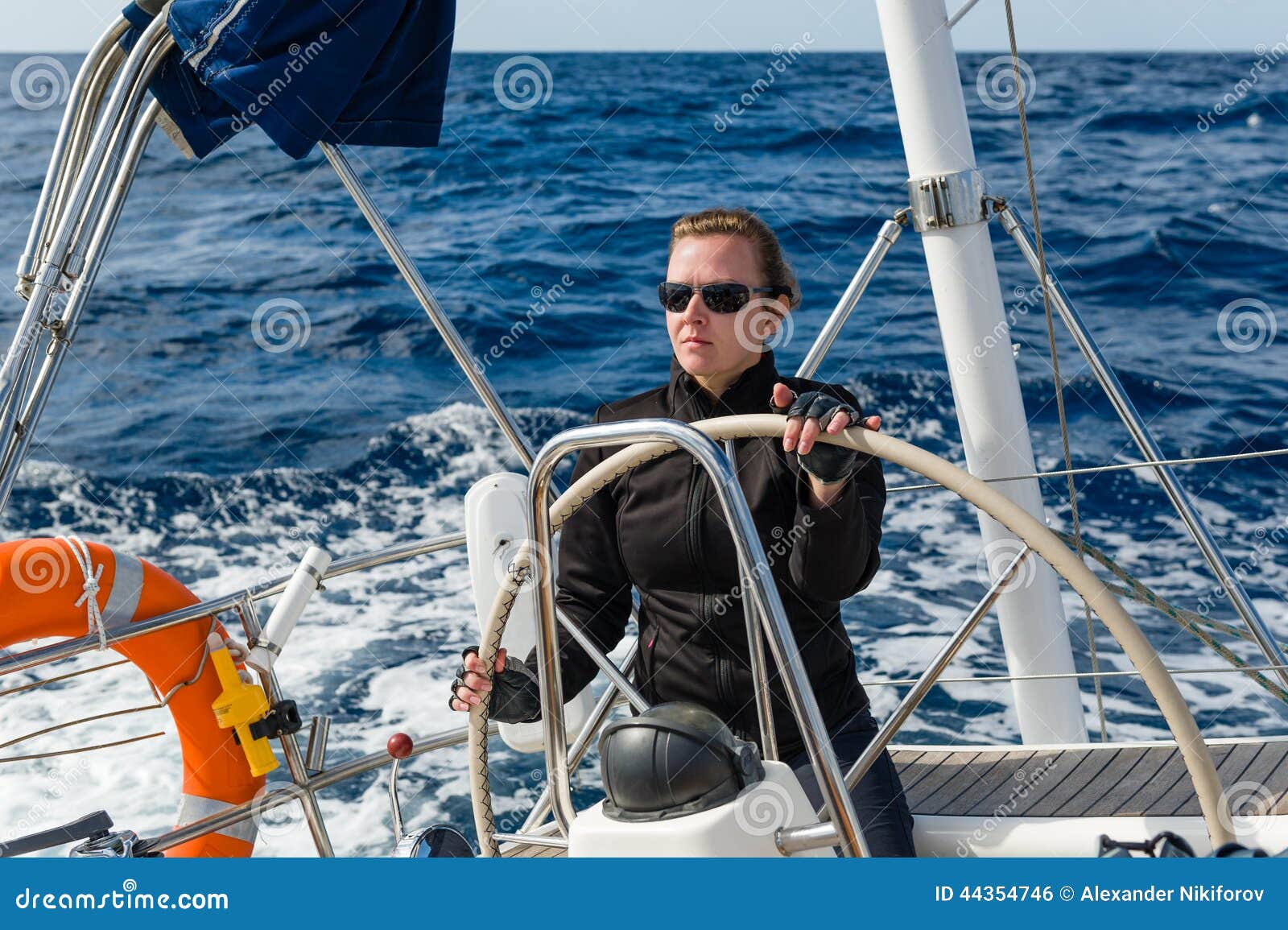 Vrouw bij het roer stock foto. Image of marine, hechting - 44354746