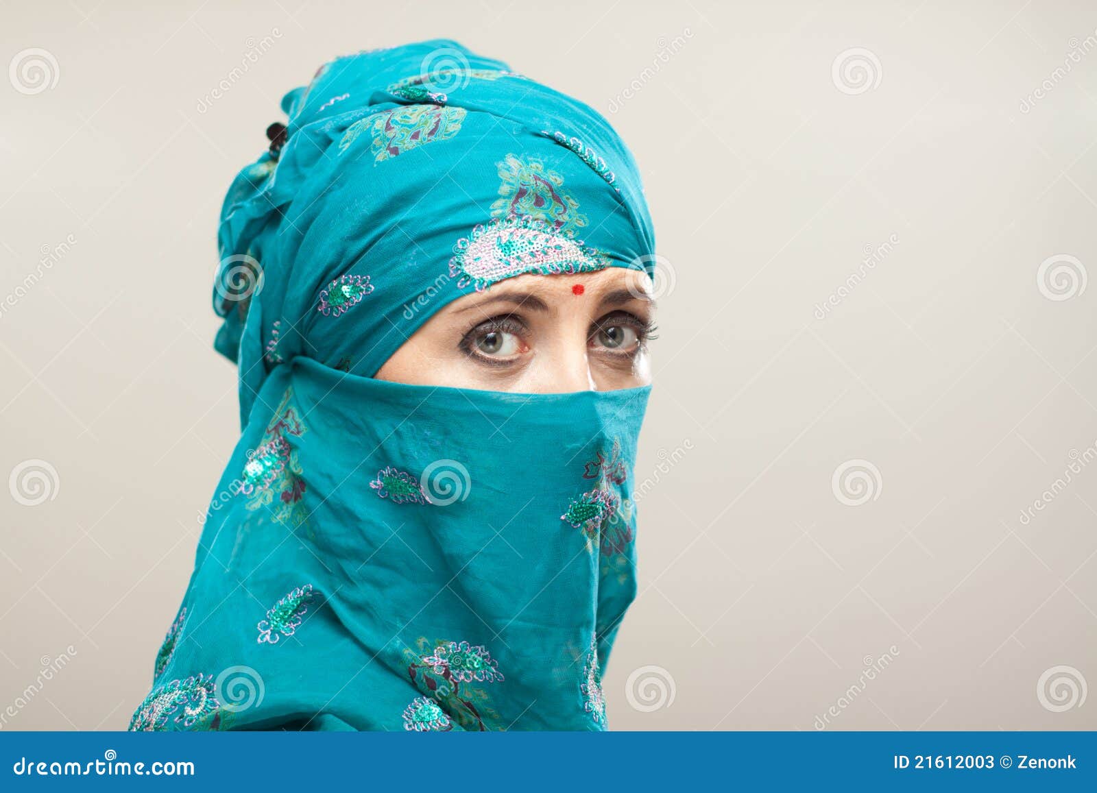 Vrouw in burqa met make-up stock afbeelding. Image of islamitisch ...