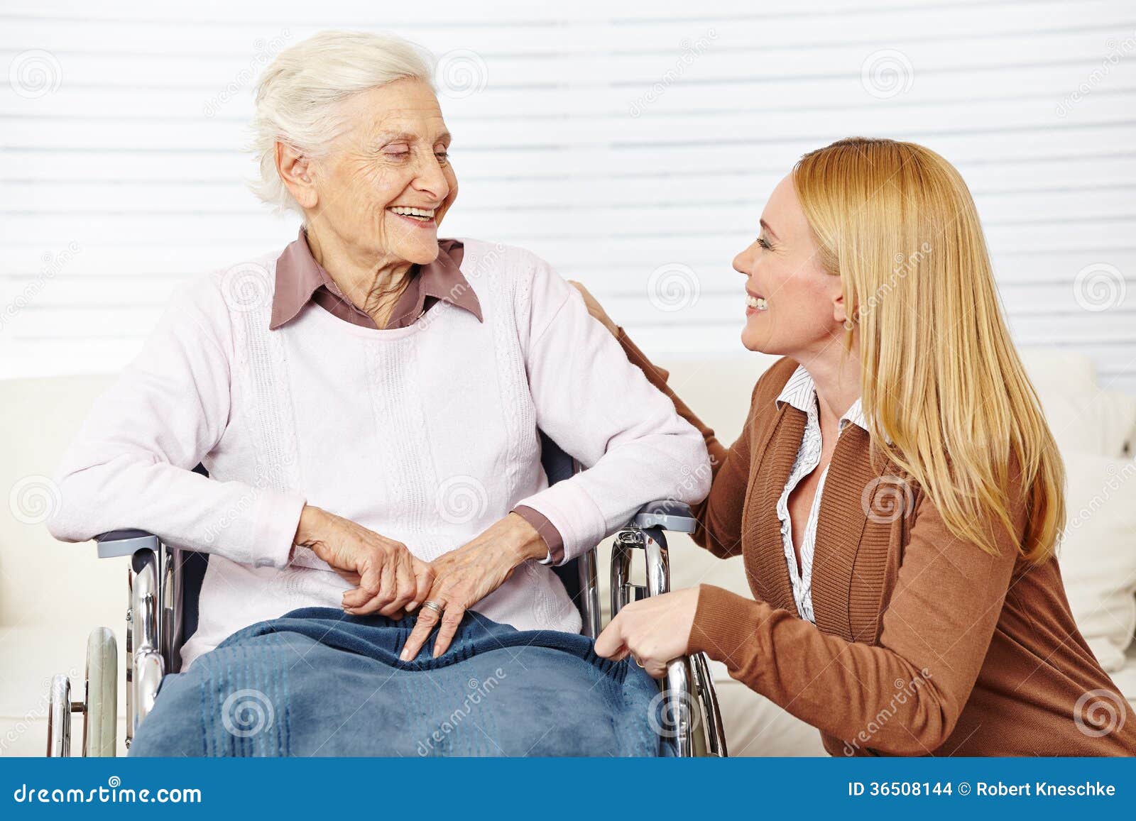 Vrouw Die Aan Bejaarde Spreken Stock Foto - Image of gehandicapten ...
