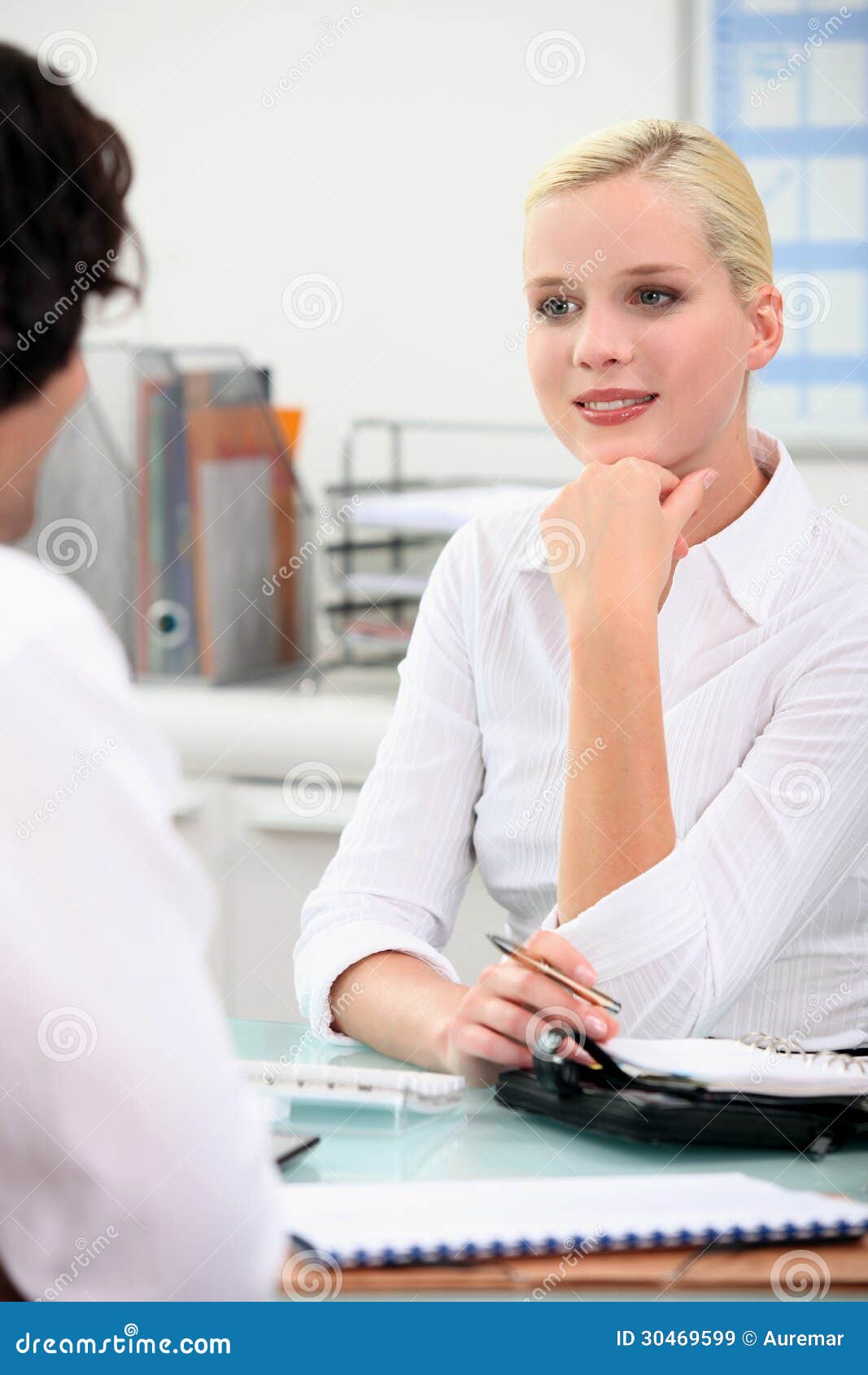Vrouw Die Aan Een Collega Babbelen Stock Afbeelding - Image of mannetje ...