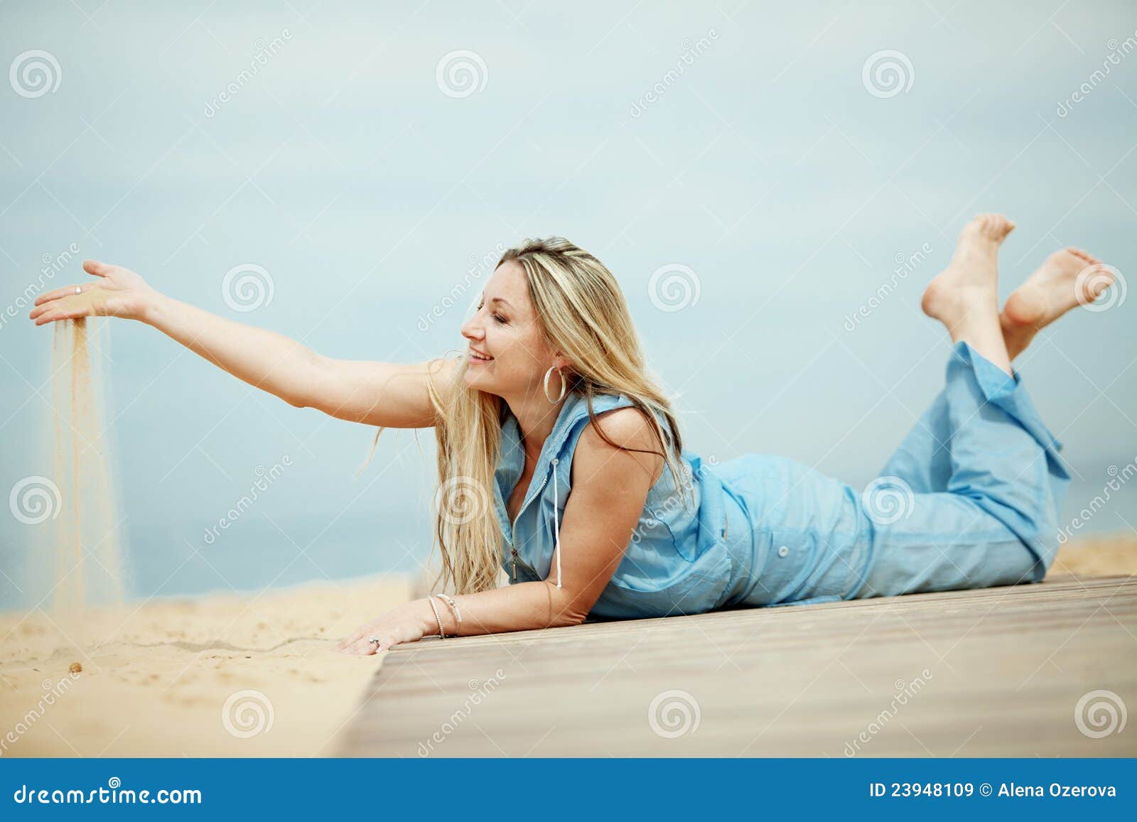 Vrouw Die Bij Het Strand Rust Stock Afbeelding - Image of kaukasisch ...