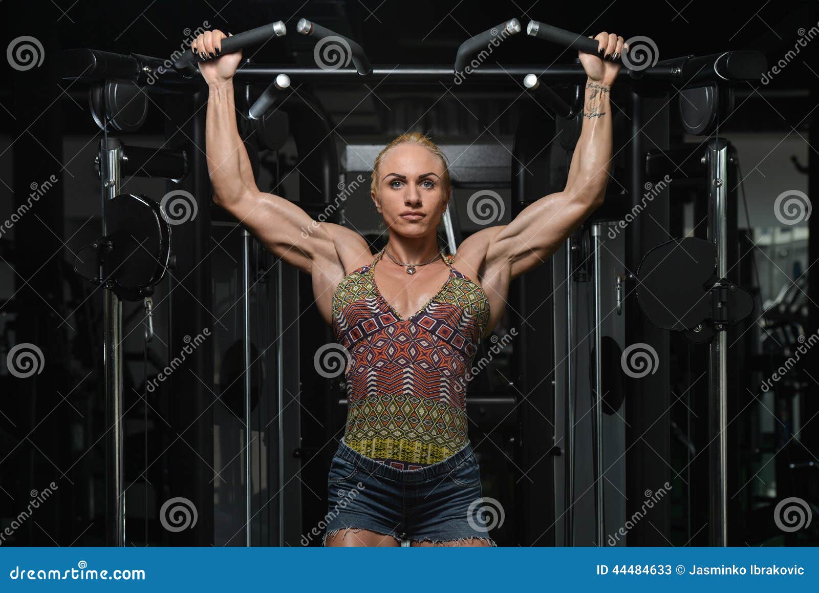 Vrouw Die Chin Ups Workout for Back Doen Stock Afbeelding - Image of ...