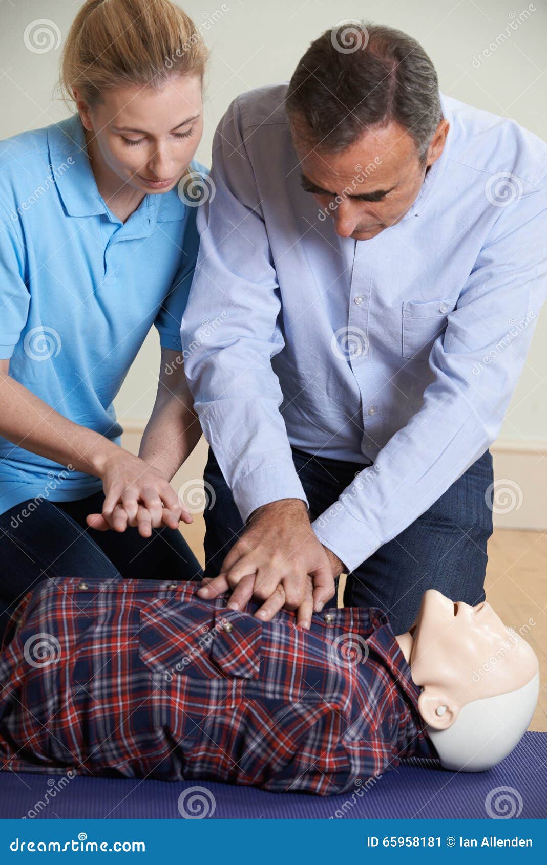 Vrouw Die CPR Op Opleidingsmodel Aantonen in Eerste Hulpklasse Stock ...