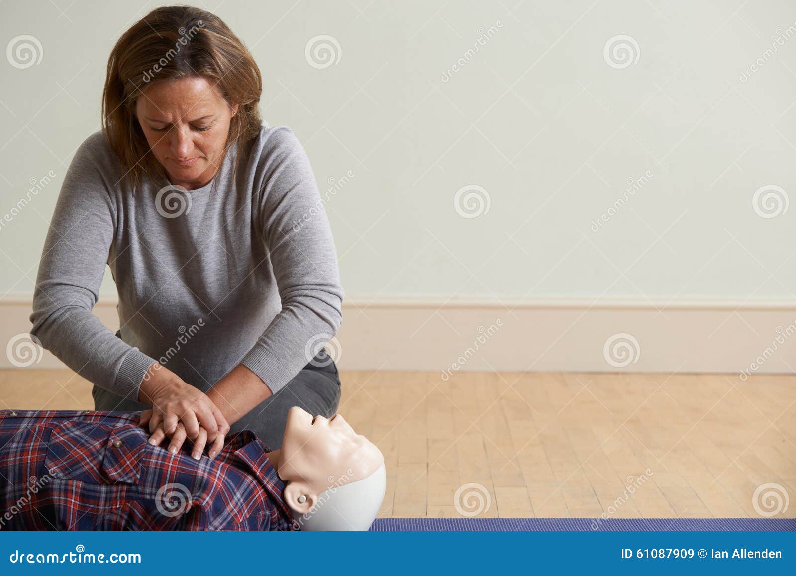 Vrouw Die CPR-Techniek Op Model in Eerste Hulpklasse Gebruiken Stock ...