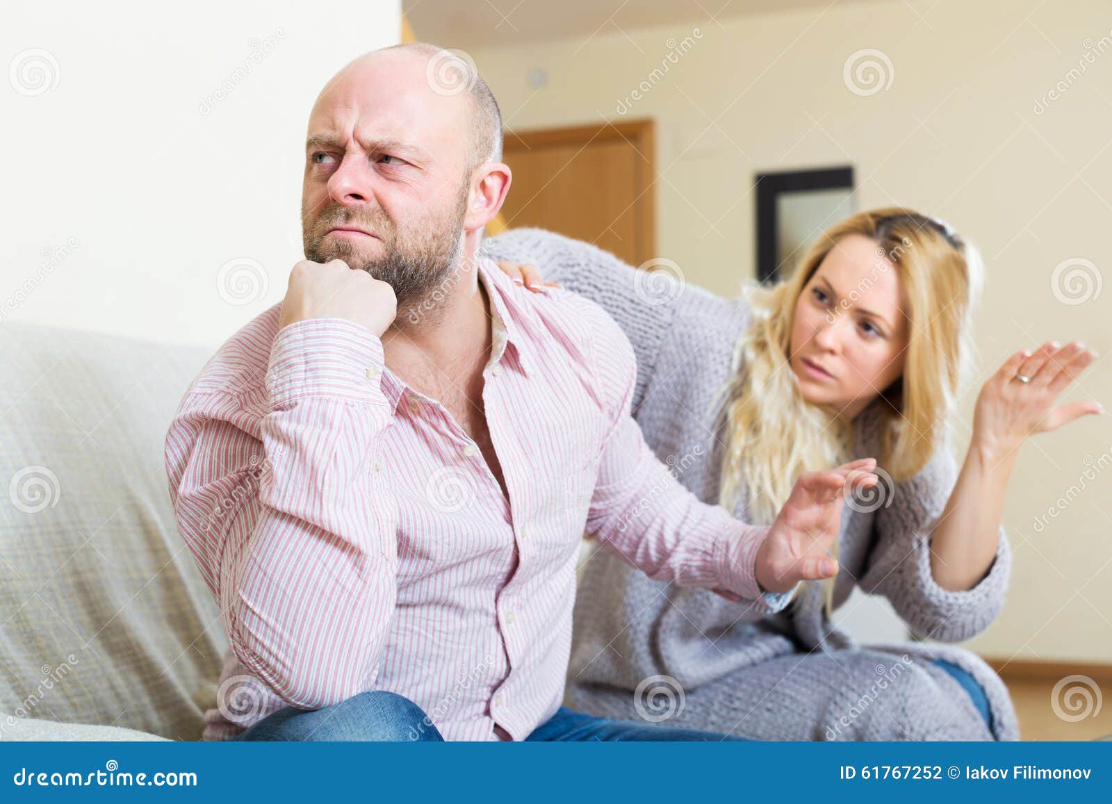 Vrouw Die Droevige Mannen Troosten Stock Foto - Image of sooth, wijfje ...