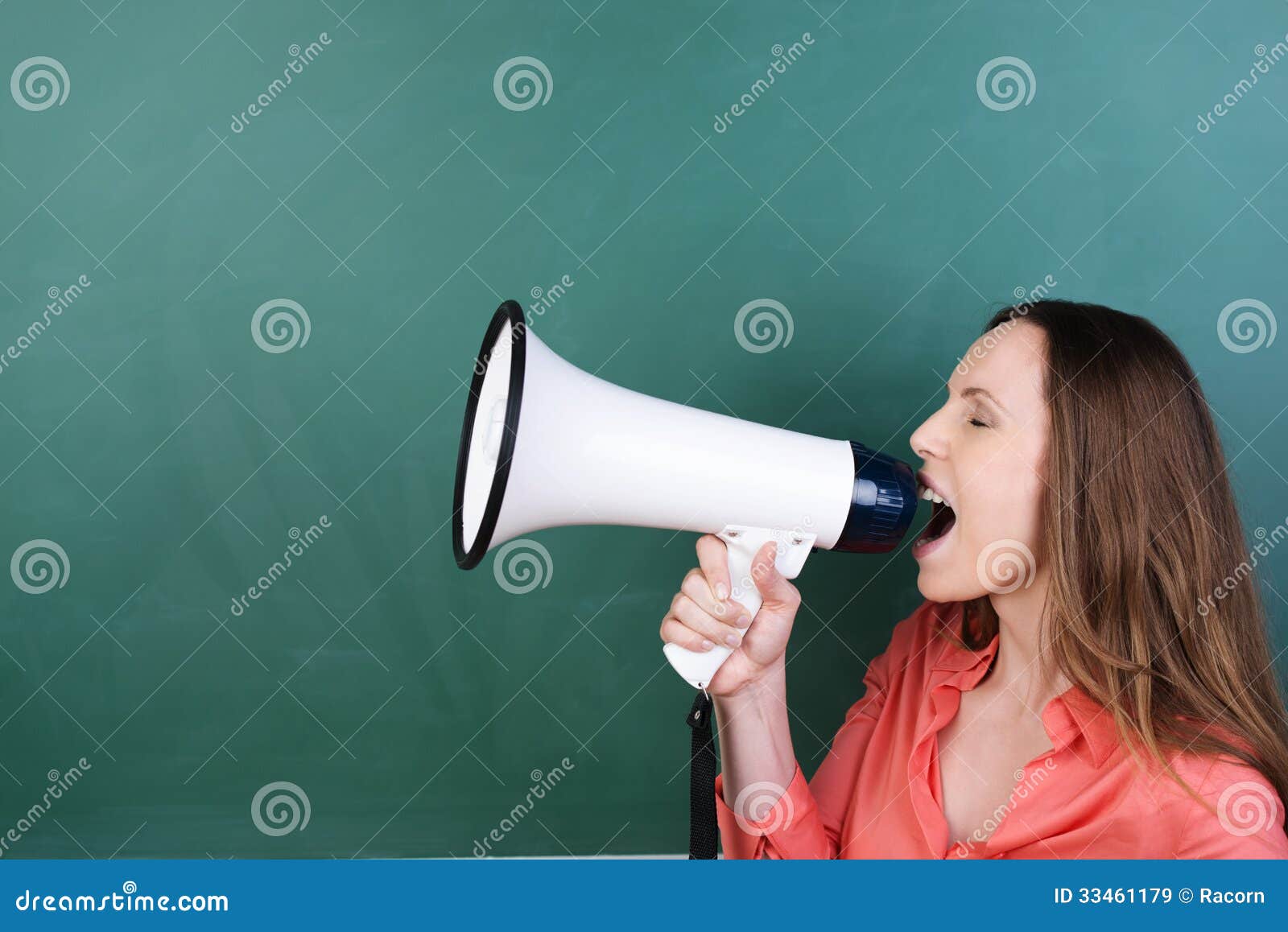 Vrouw Die in Een Megafoon Schreeuwen Stock Afbeelding - Image of midden ...