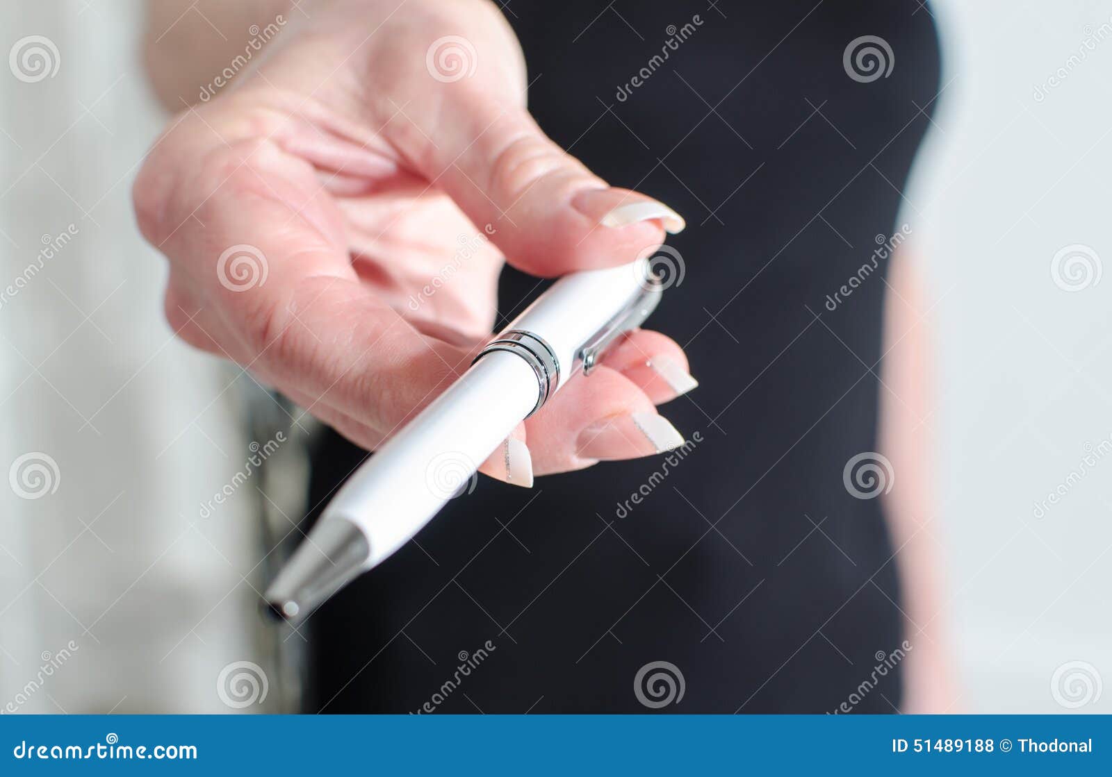 Vrouw die een pen tonen stock foto. Image of presentatie - 51489188