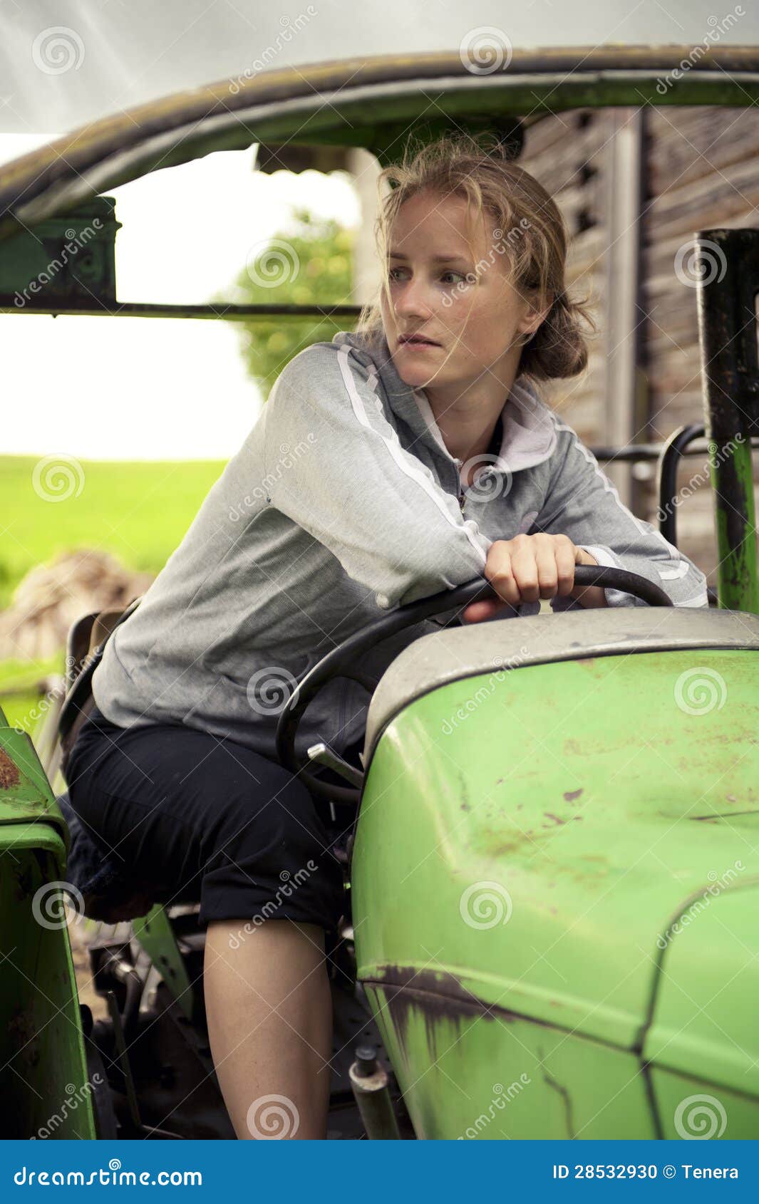 Vrouw Die Een Tractor Drijven Stock Foto - Image of vakmanschap, rijden ...
