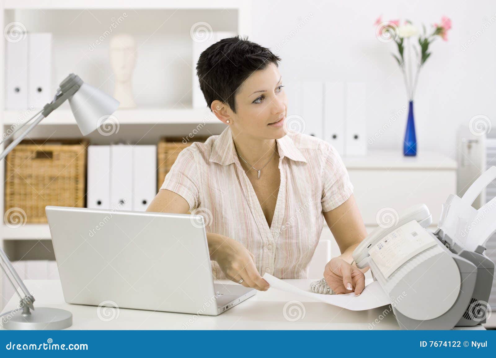 Vrouw Die Faxapparaat Met Behulp Van Stock Foto - Image of baan ...