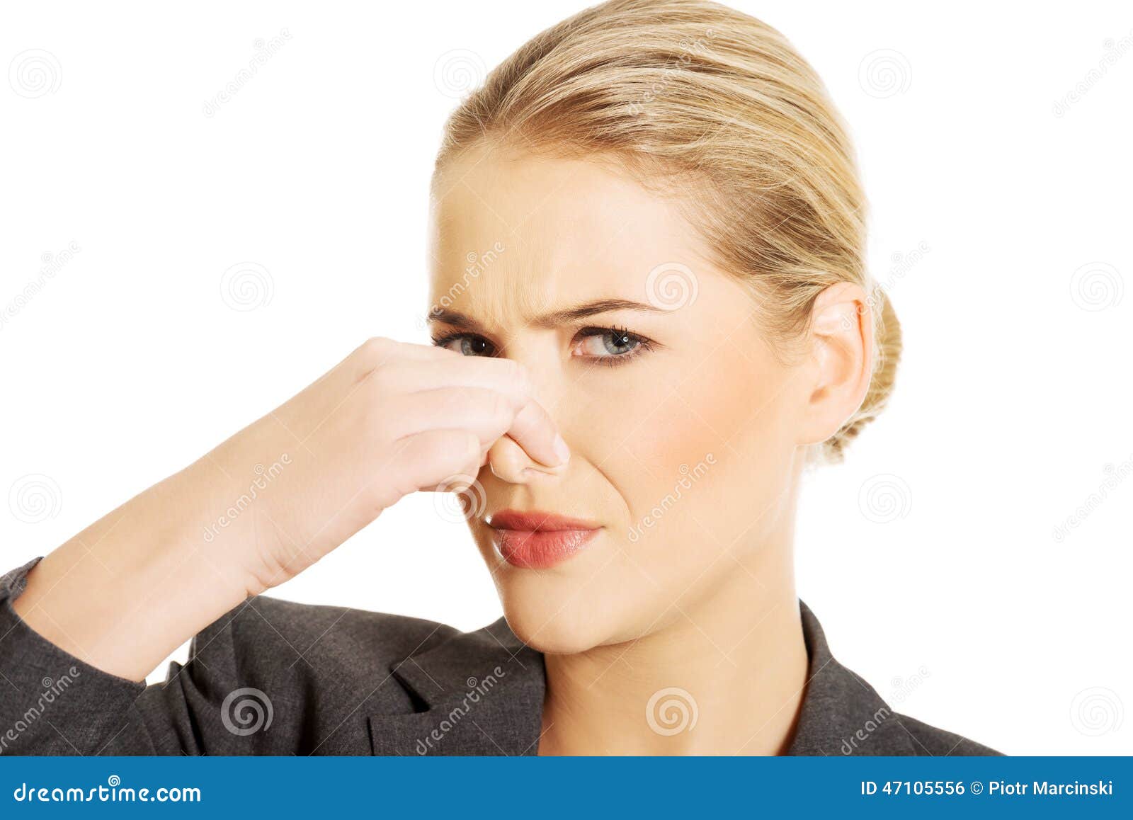 Vrouw Die Haar Neus Knijpen Stock Foto - Image of vastpinnen, geur ...