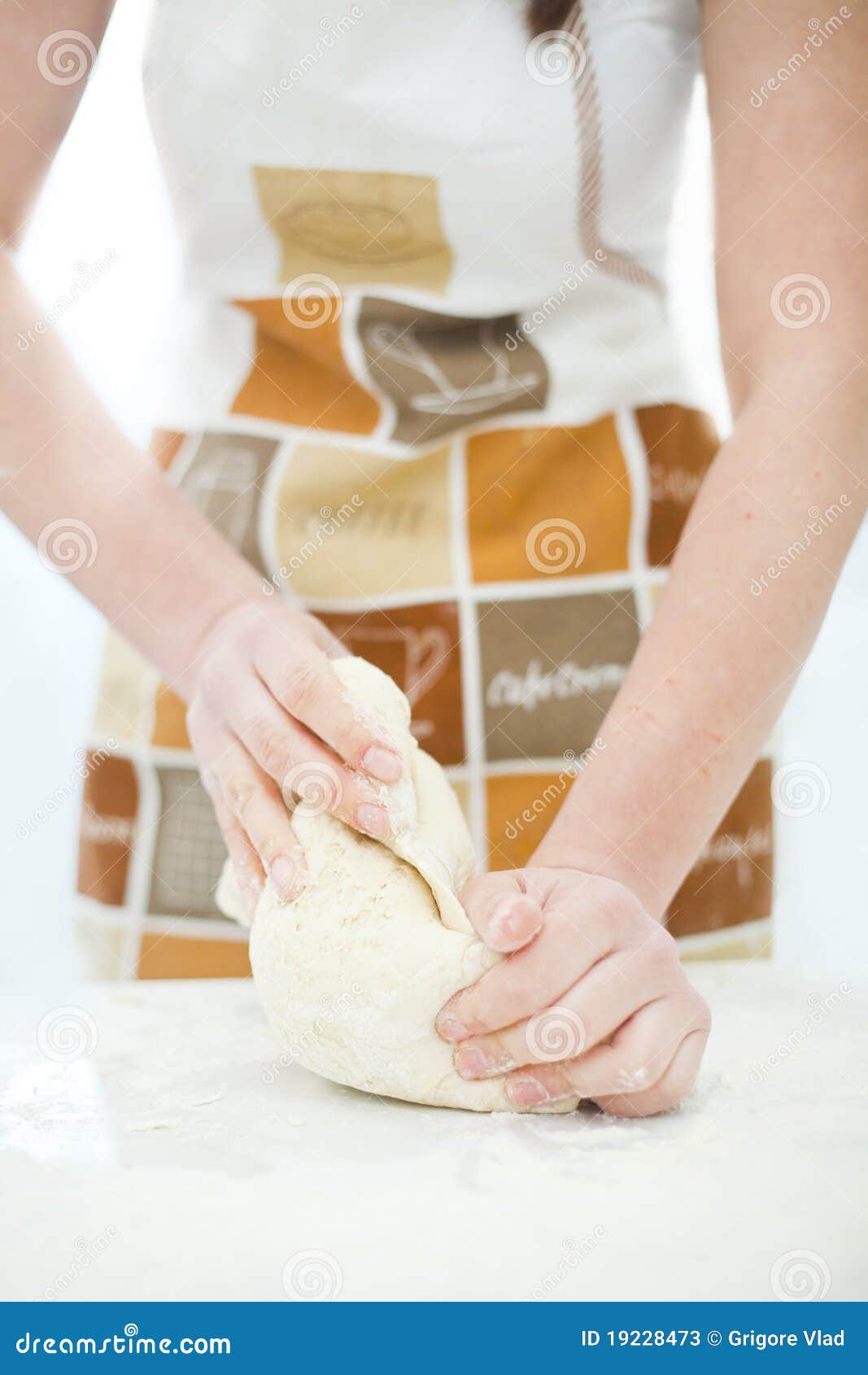 Vrouw Die Het Brooddeeg Voorbereidt Stock Afbeelding - Image of brood ...