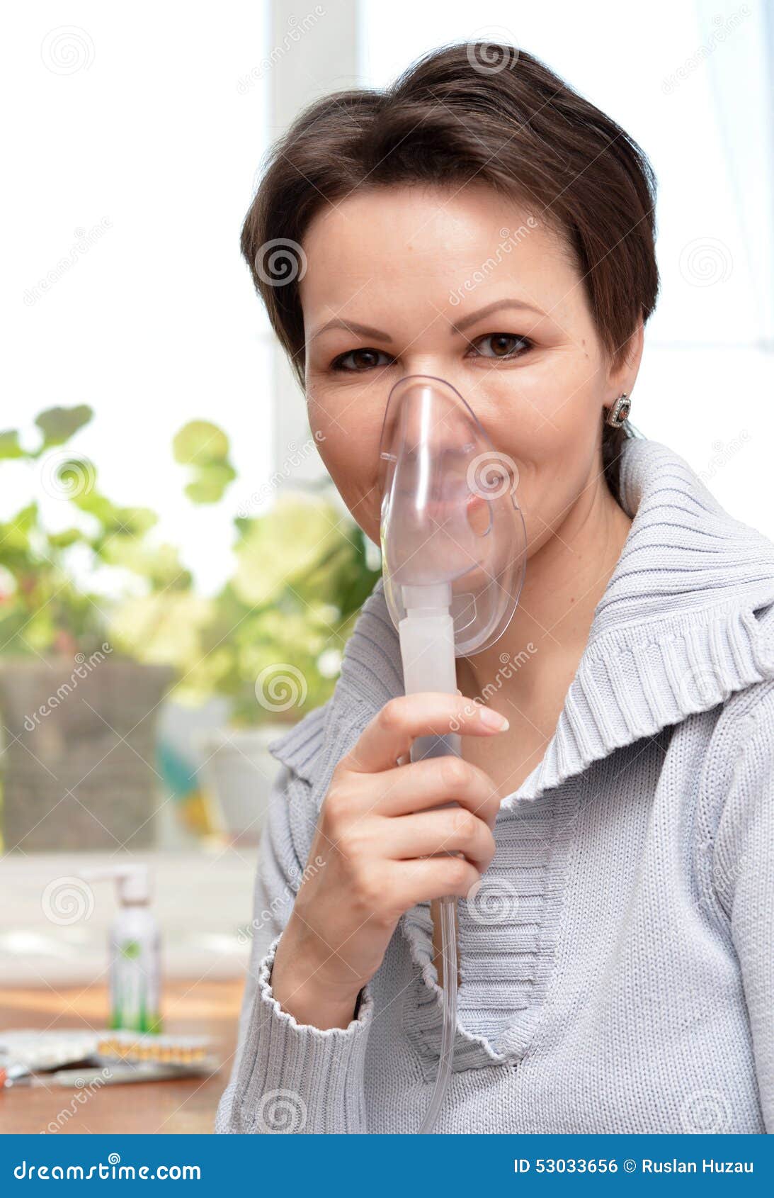 Vrouw die inhalatie doen stock foto. Image of hoest, uitademen - 53033656