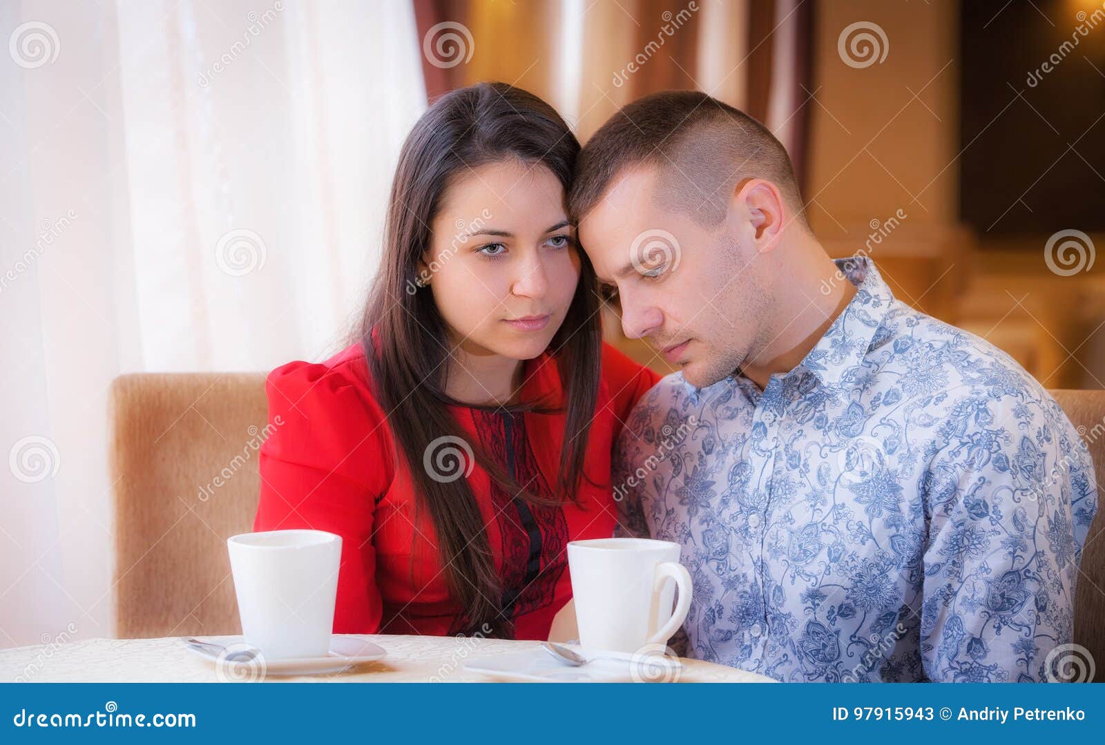 Vrouw Die in Koffie Schreeuwen Jong Paar Die, Het Schreeuwen Ruzie ... Vrouw Die in Koffie Schreeuwen Jong Paar Die, Het Schreeuwen Ruzie ...