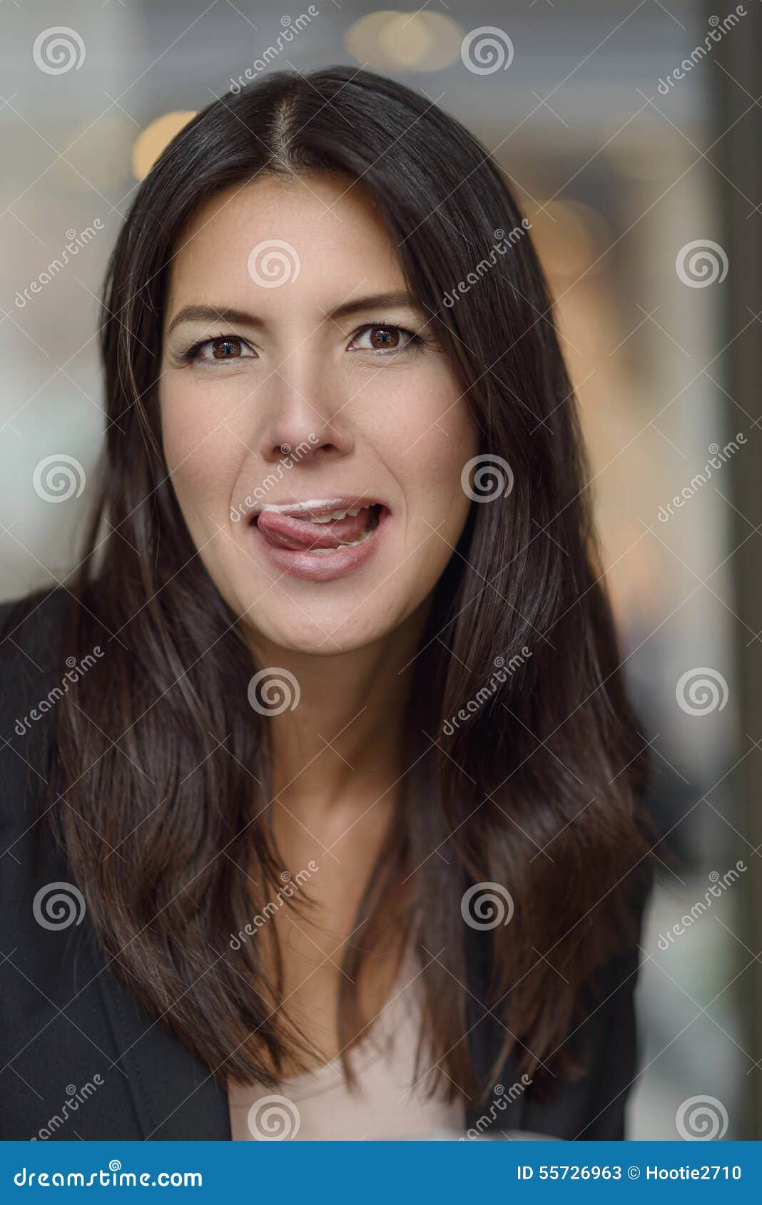 Vrouw Die Melkachtig Schuim Likken Van Haar Lippen Stock Afbeelding ... Vrouw Die Melkachtig Schuim Likken Van Haar Lippen Stock Afbeelding ...