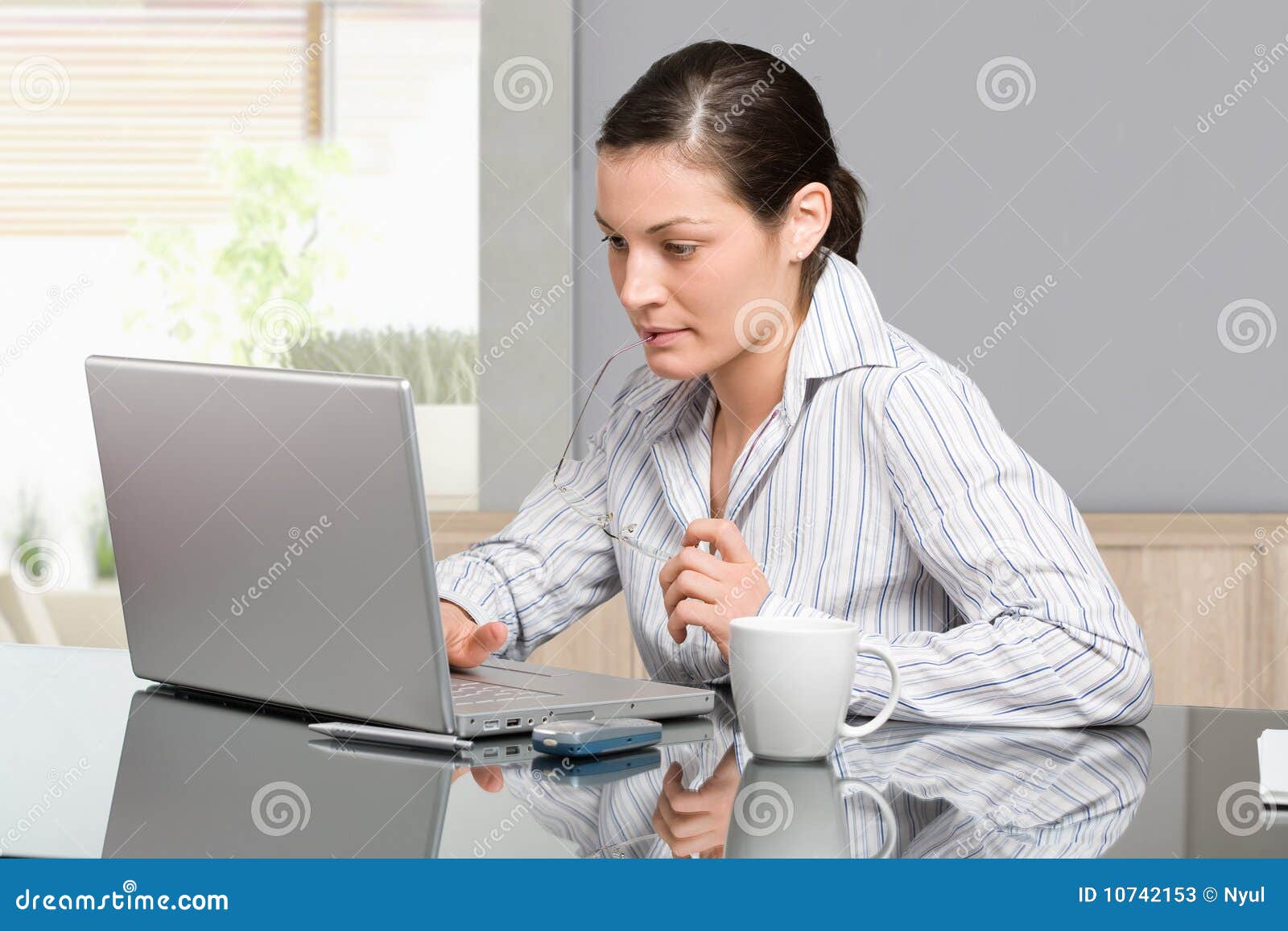 Vrouw Die Met Computer Werkt Stock Afbeelding - Image of zakenman ...