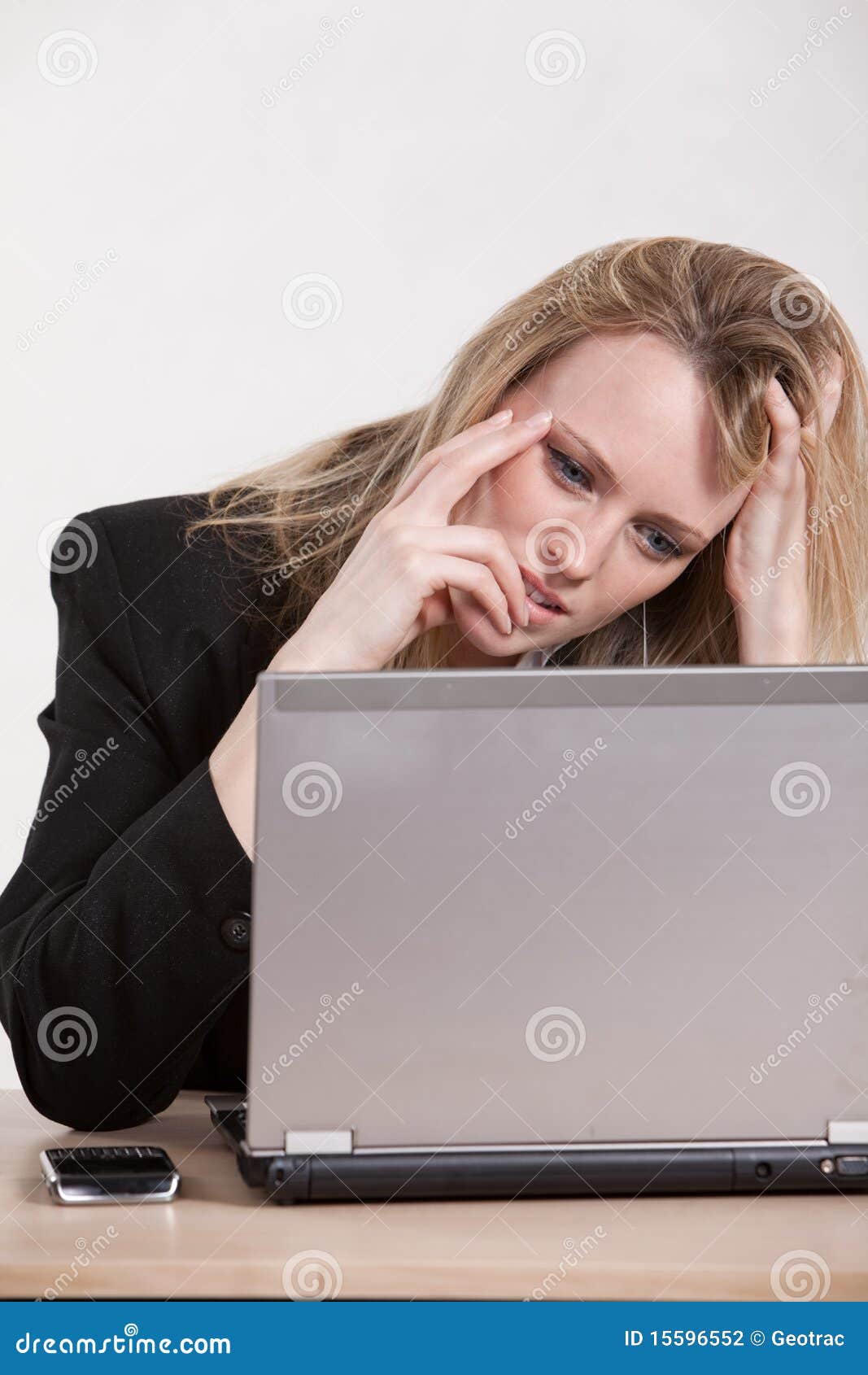 Vrouw Die Met Computer Wordt Gefrustreerd Stock Foto - Image of mooi ...