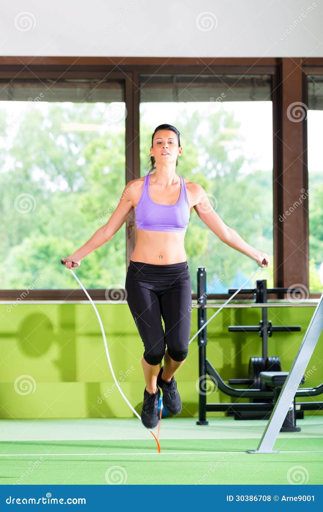 Vrouw Die Met Kabel, Touwtjespringen Springen Stock Foto - Image of ...