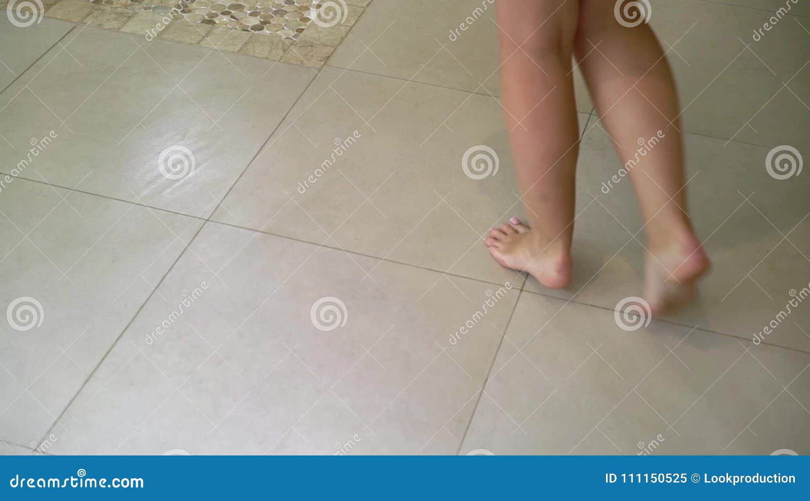 Vrouw Die Naakt In Douche Gaan Stock Video Video Of Vrouw Jong