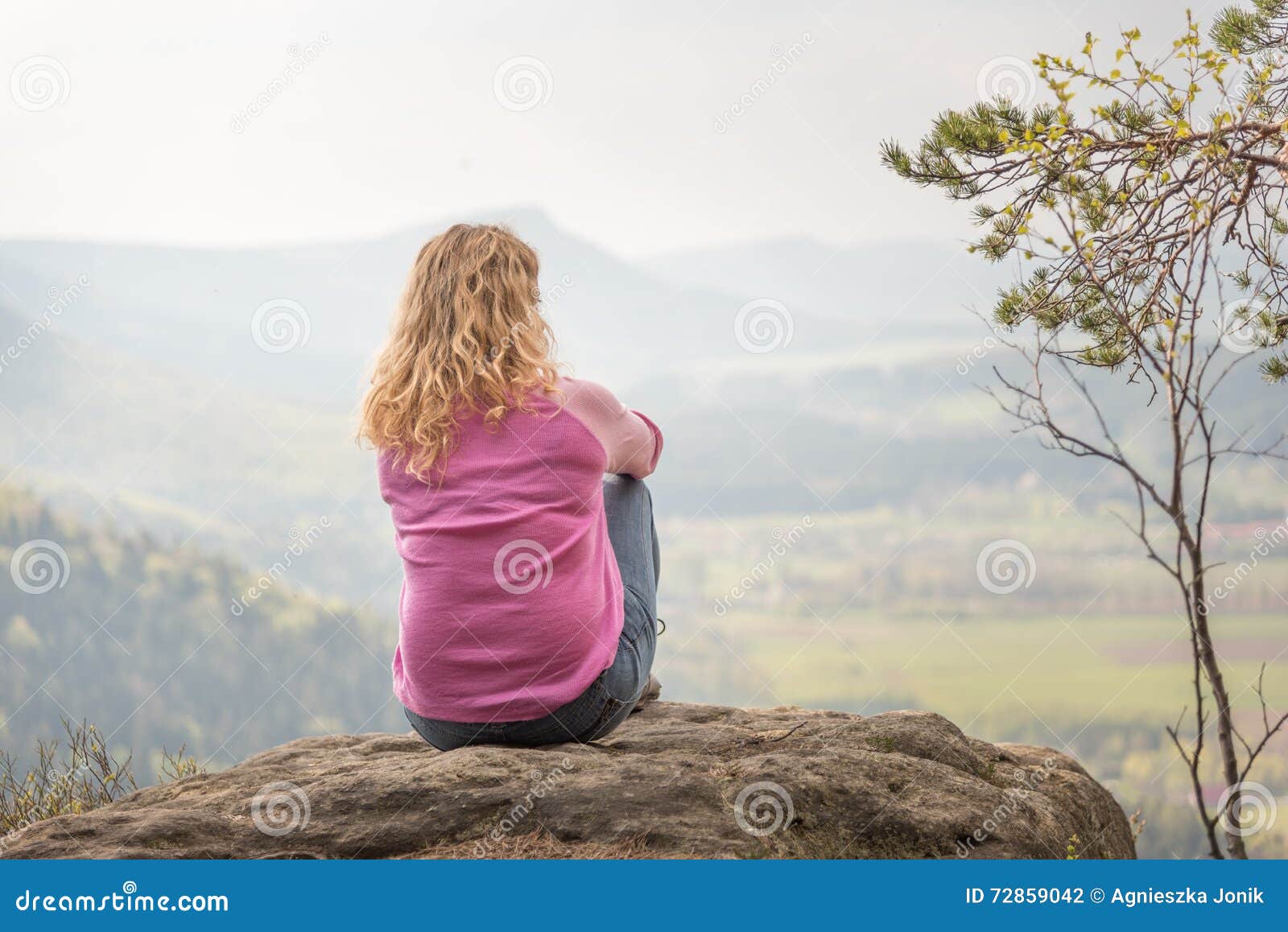 Vrouw Die Op Een Rots Overwegen Stock Foto - Image of openlucht, piek ...