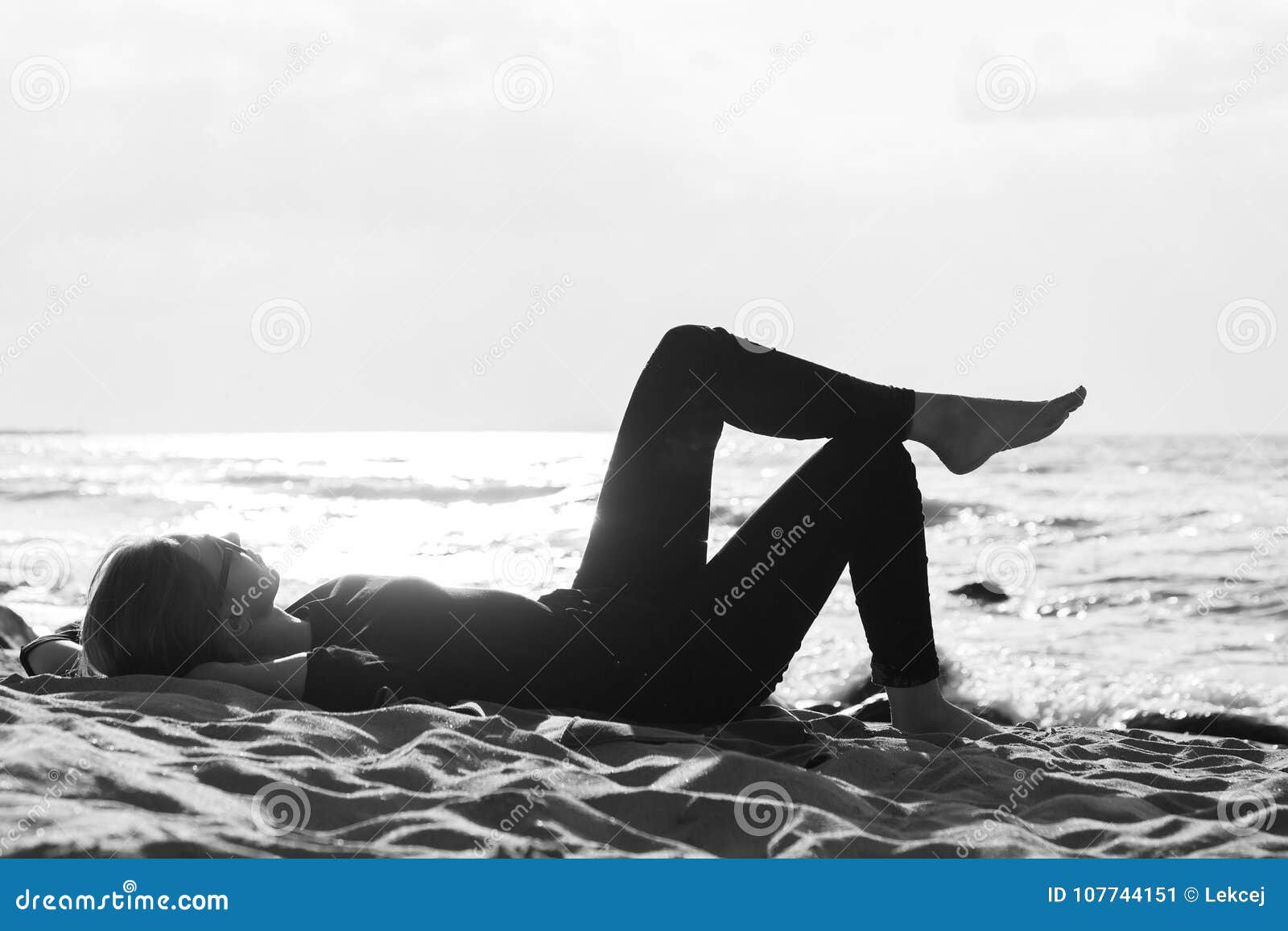 Vrouw die op strand ligt stock afbeelding. Image of persoon - 107744151