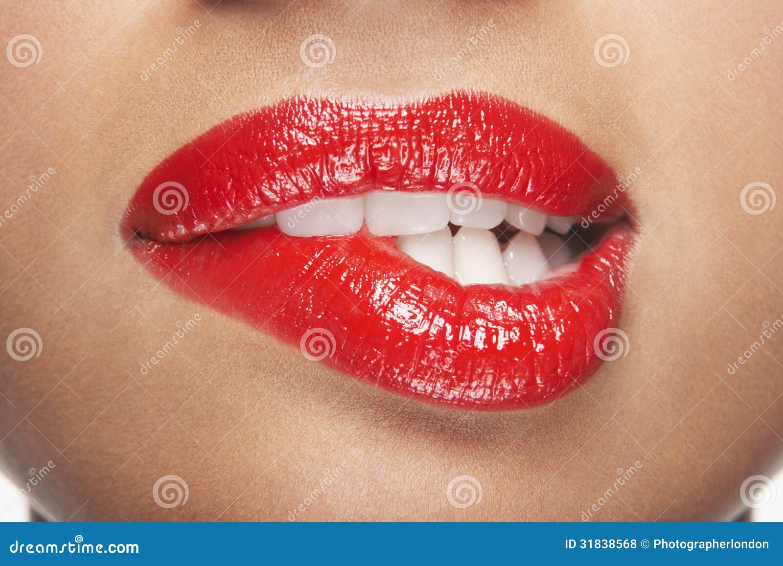 Vrouw Die Rode Lippen Bijten Stock Foto - Image of bebouwd, glanzend ...