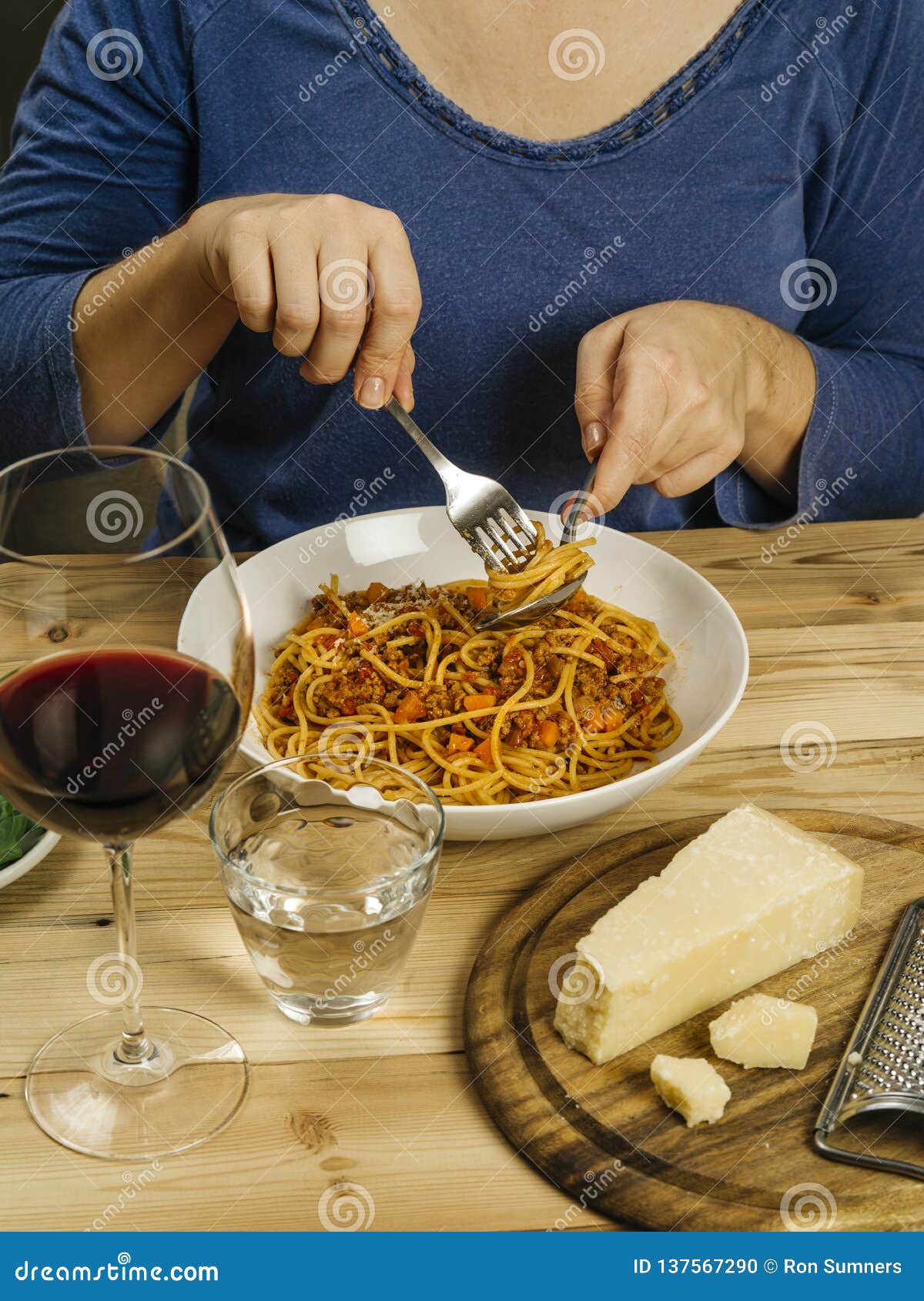 Vrouw Die Traditionele Spaghetti Bolognese Eten Stock Foto - Image of ...