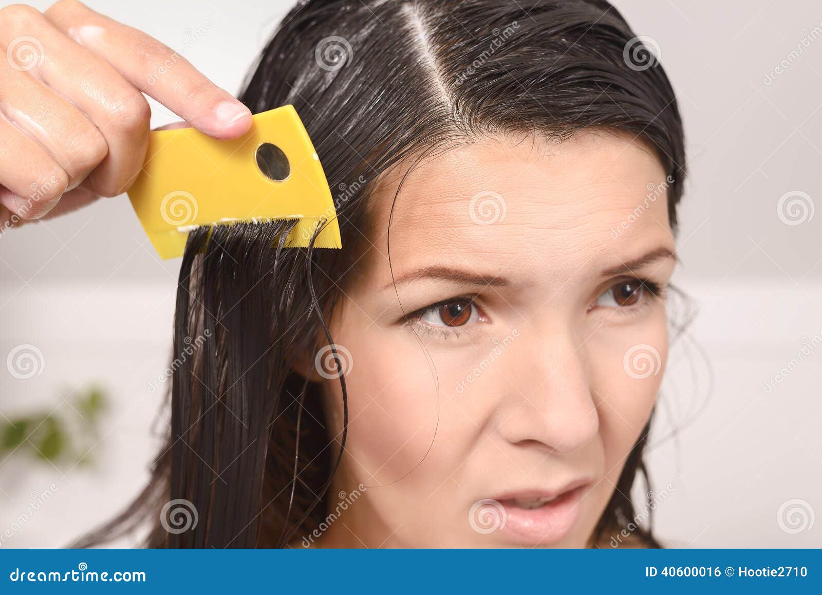 Vrouw Die Uit Luizen in Haar Haar Kamt Stock Foto - Image of parasiet ...