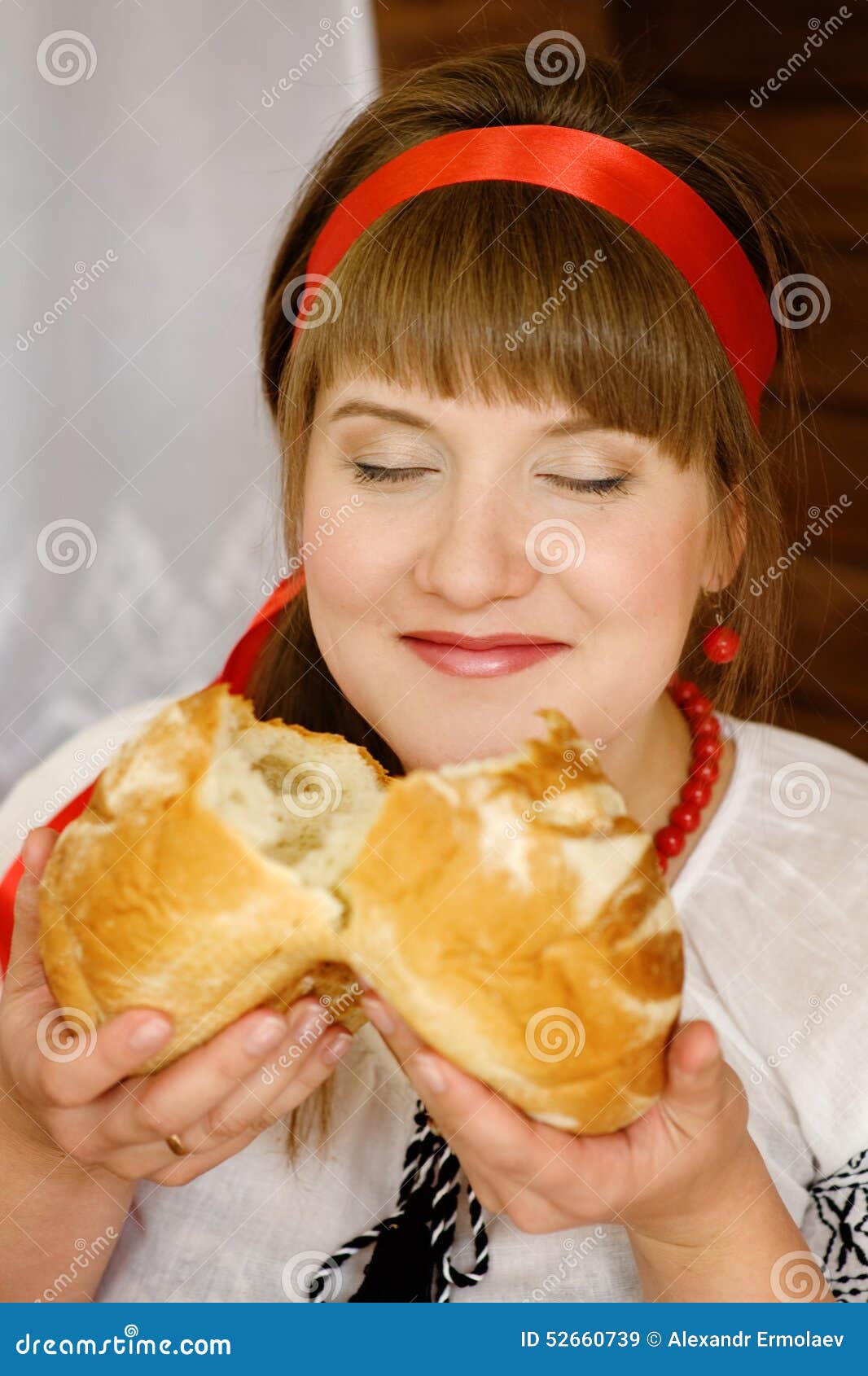 Vrouw Die Vers Gemaakt Brood Ruiken Stock Afbeelding - Image of binnen ...